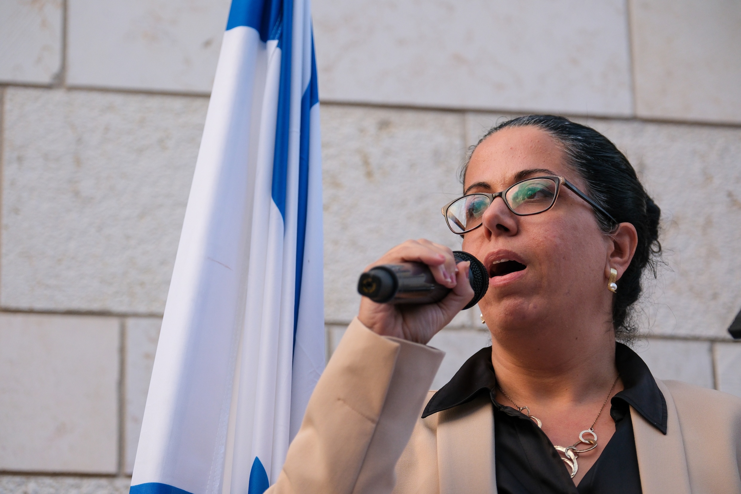 ‘Wat voelde u?’ Israëlische ambassadeur krijgt open doekje in ‘De ...