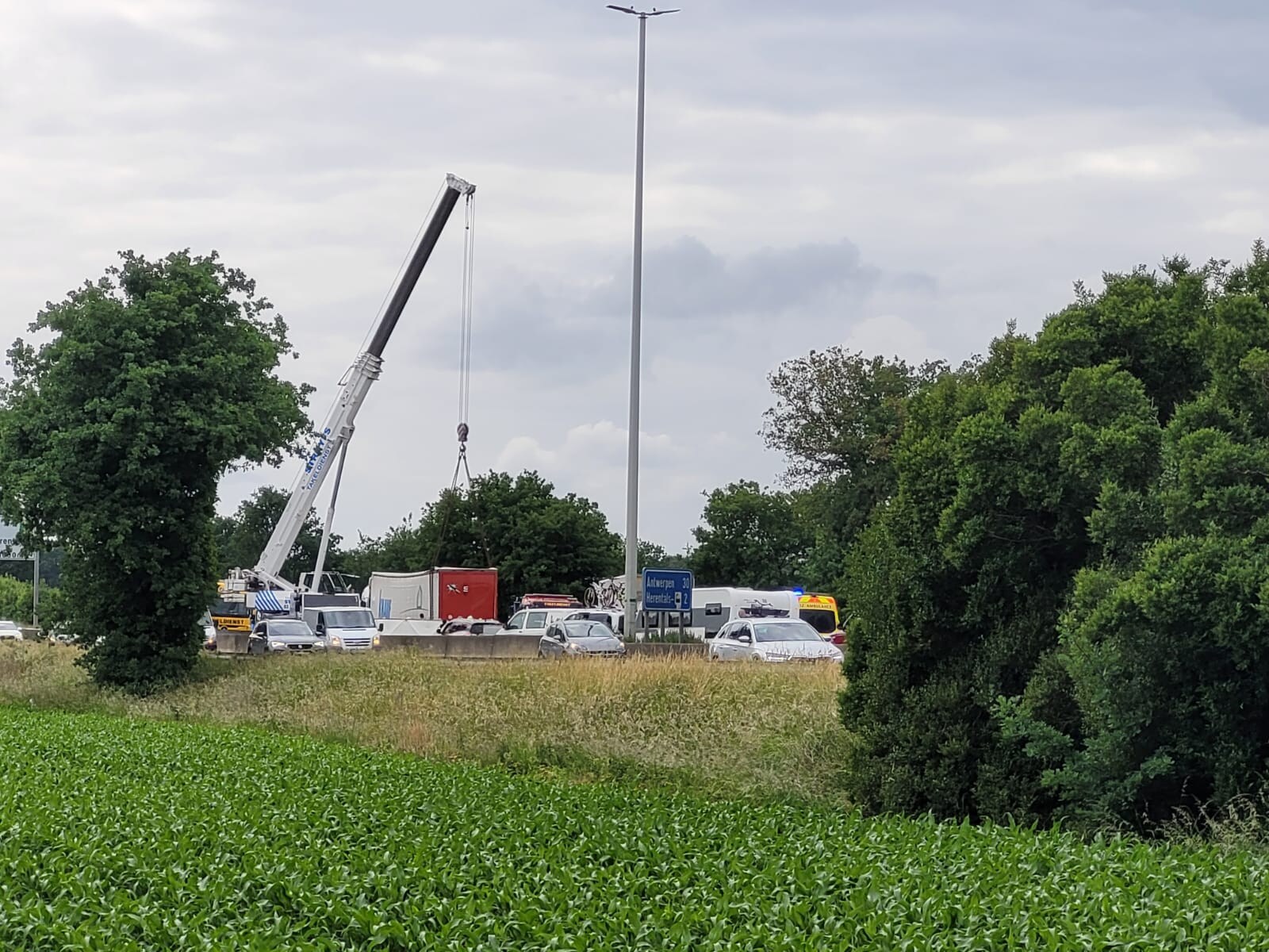 Drie doden bij ongeval met auto en vrachtwagen op E313 in Herentals-Oost | De Morgen