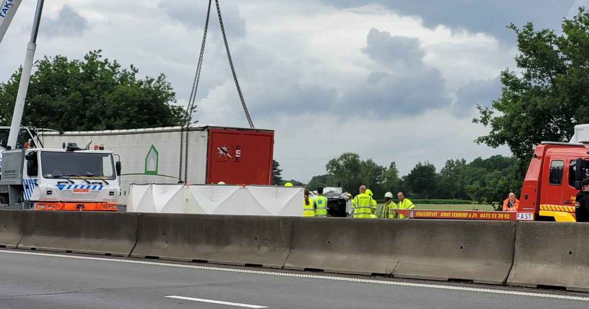 Drie doden bij ongeval met auto en vrachtwagen op E313 in Herentals-Oost | De Morgen