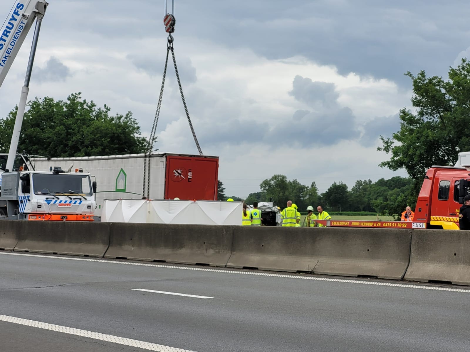 Drie doden bij ongeval met auto en vrachtwagen op E313 in Herentals ...