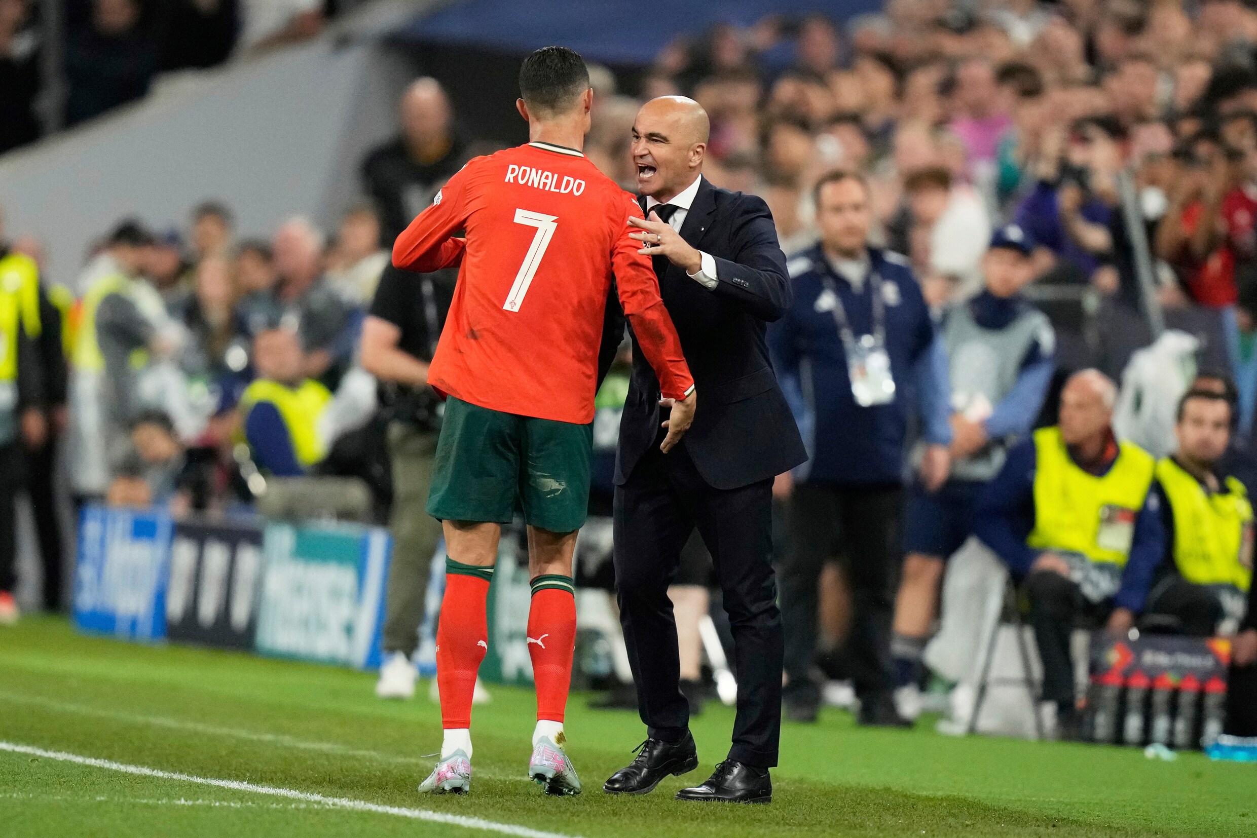 In de nieuwe gouden generatie van Portugal staat de oude Ronaldo nog altijd op in moeilijke ...