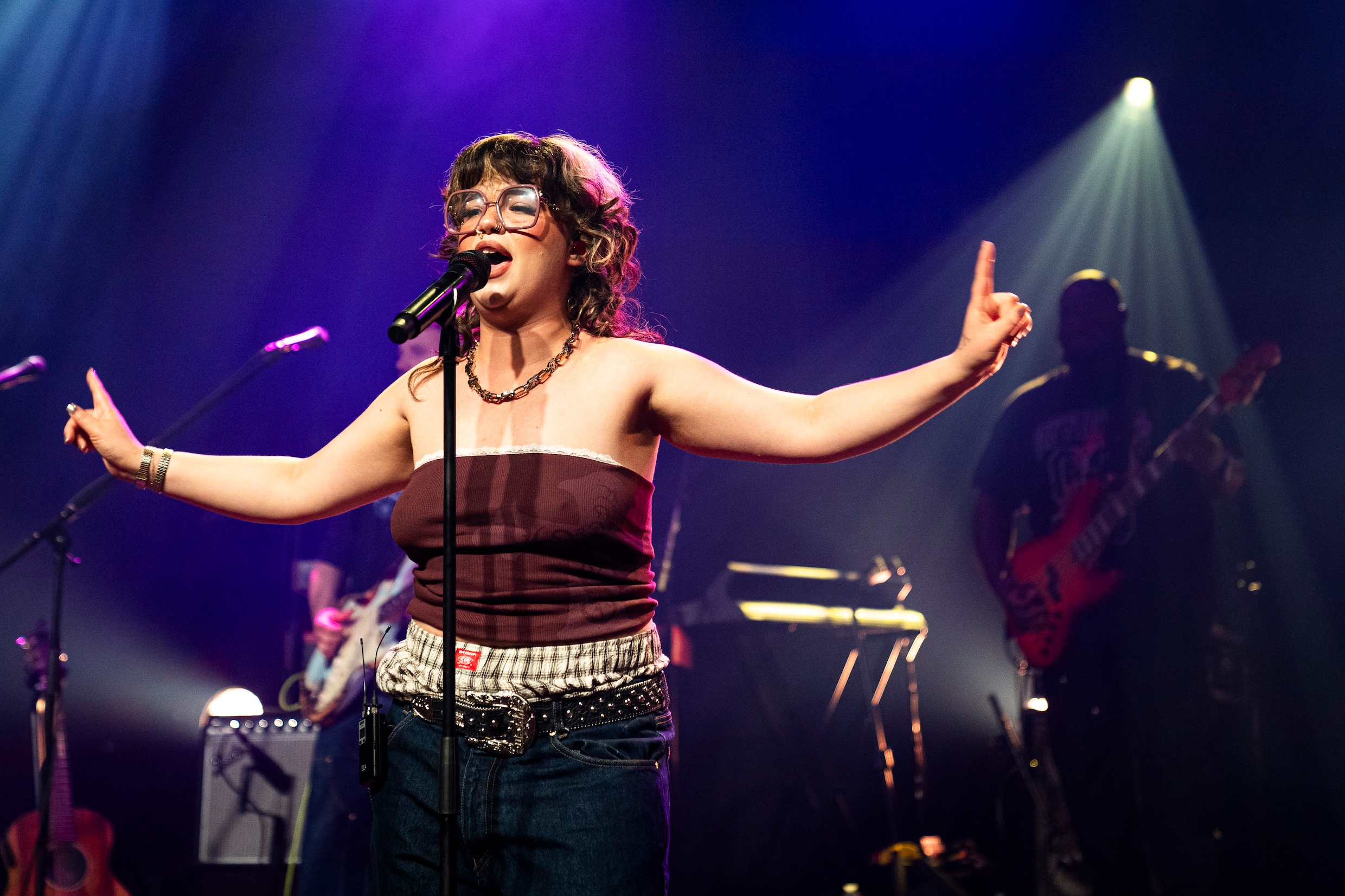 Het scalpel in de wonde: Lola Young verjaagt briesend en bruisend haar ...