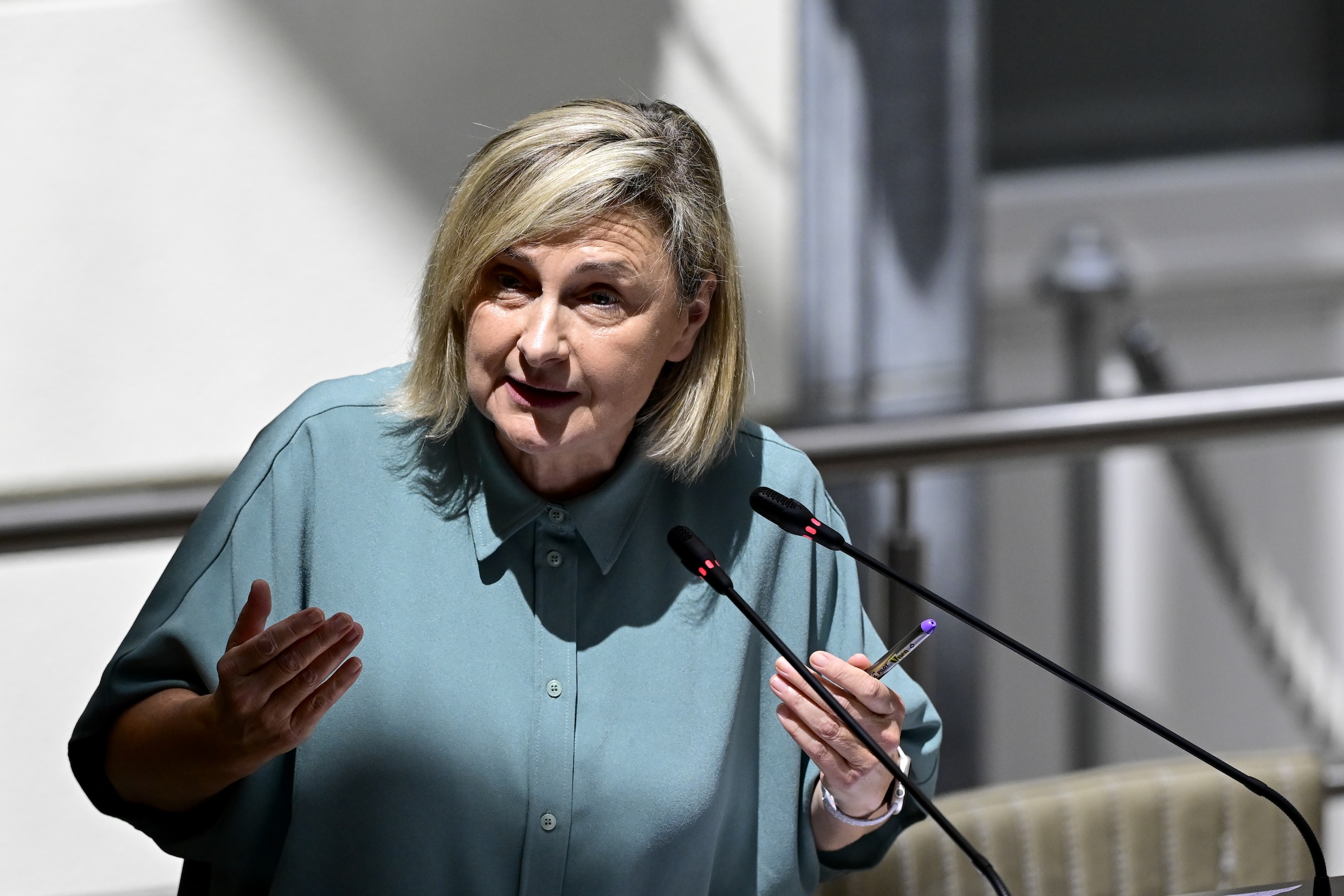 Minister Crevits veroordeelt beleid van De Crem: ‘Woonstcontroles in ...