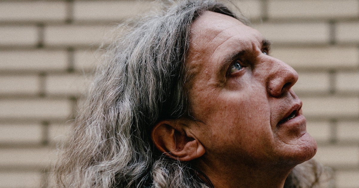 ‘Ze hebben drie jobs en ontmoeten elkaar alleen in de kerk’: een blik ...