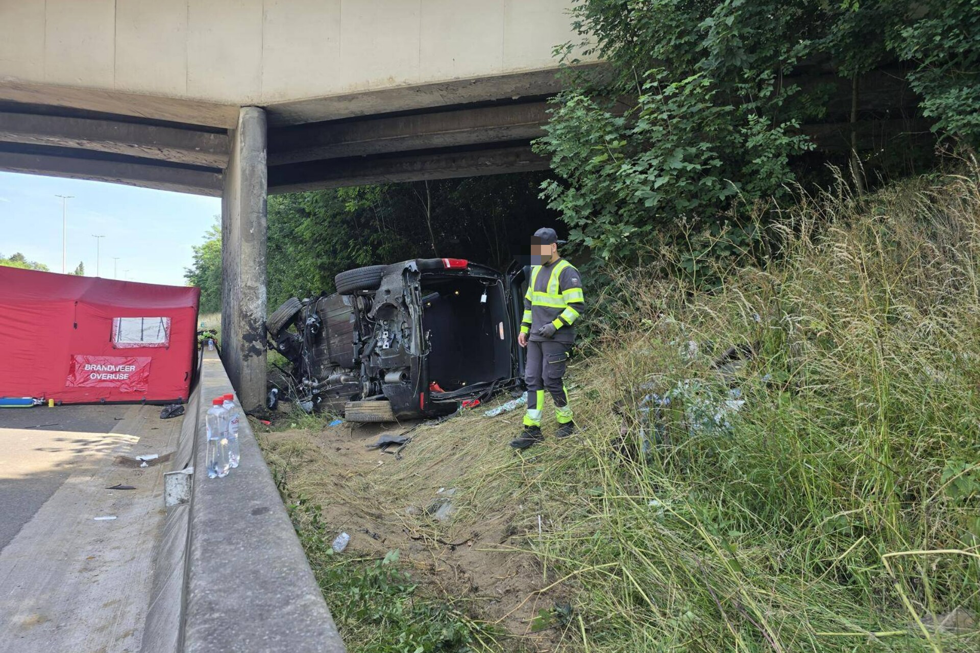 Gezin crasht tegen brugpijler op Brusselse buitenring: grootmoeder ...