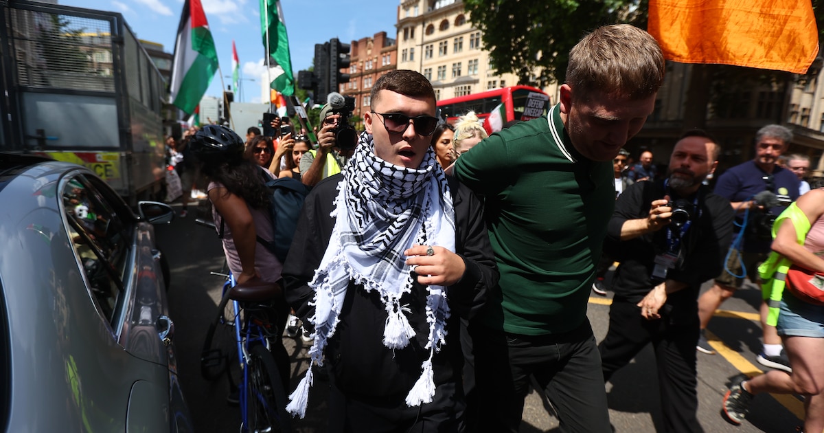 Kneecap-rapper voor rechtbank verschenen na dragen Hezbollah-vlag ...