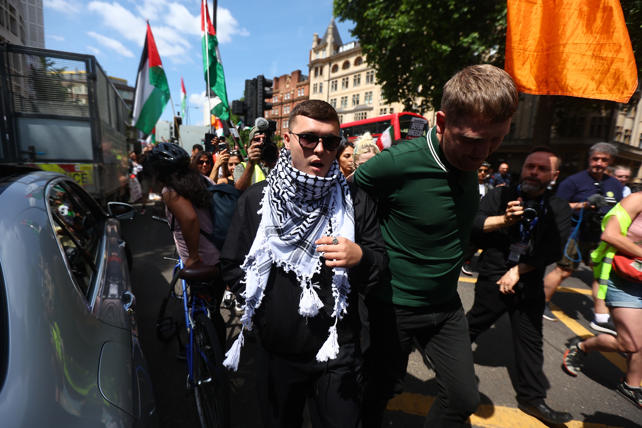 Kneecap-rapper voor rechtbank verschenen na dragen Hezbollah-vlag ...