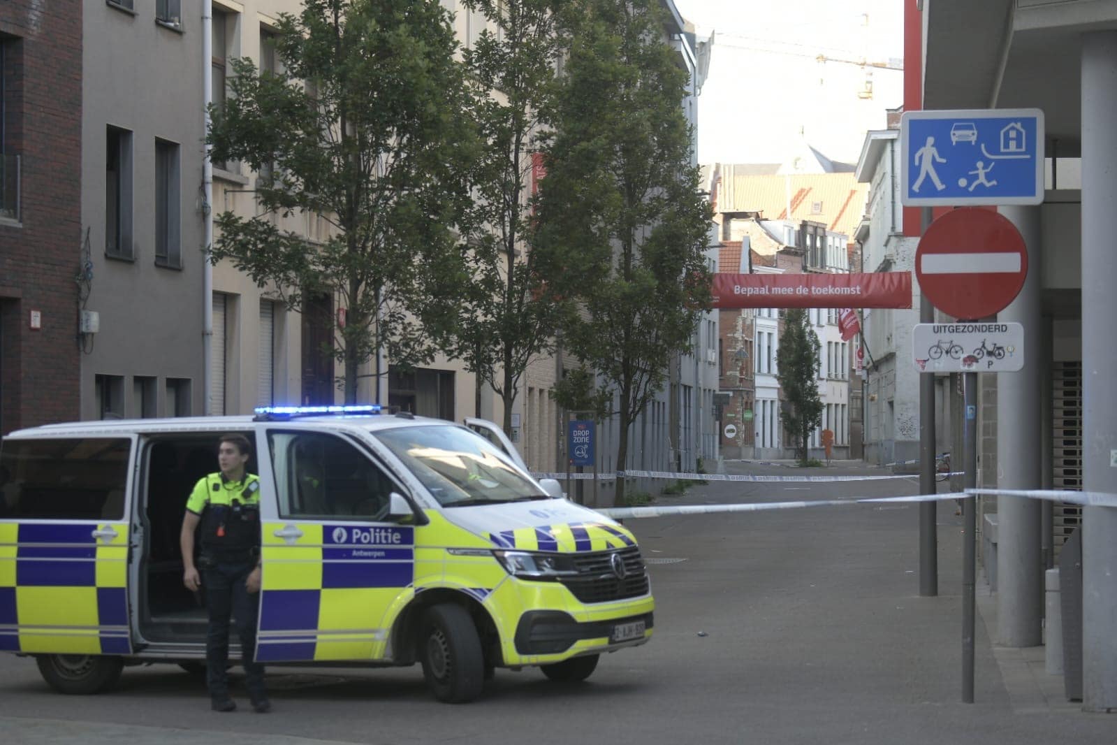 Vrouw (18) opgepakt nadat man levensgevaarlijk gewond raakt bij steekpartij in Antwerpen | De Morgen