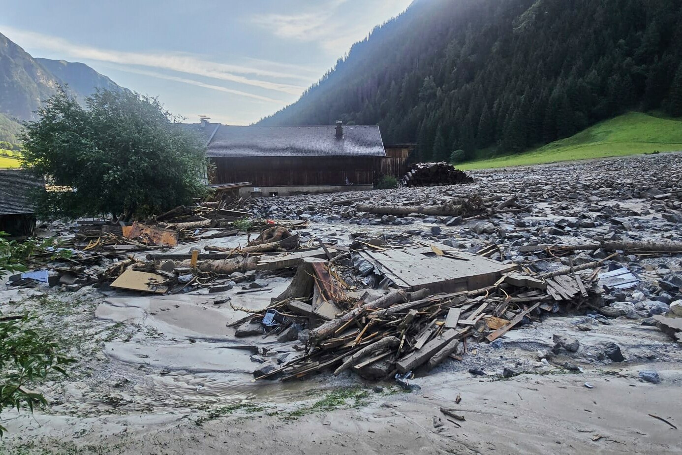 Natuurramp in Tirol: modderstroom zet dorp Gschnitz om in puin ...