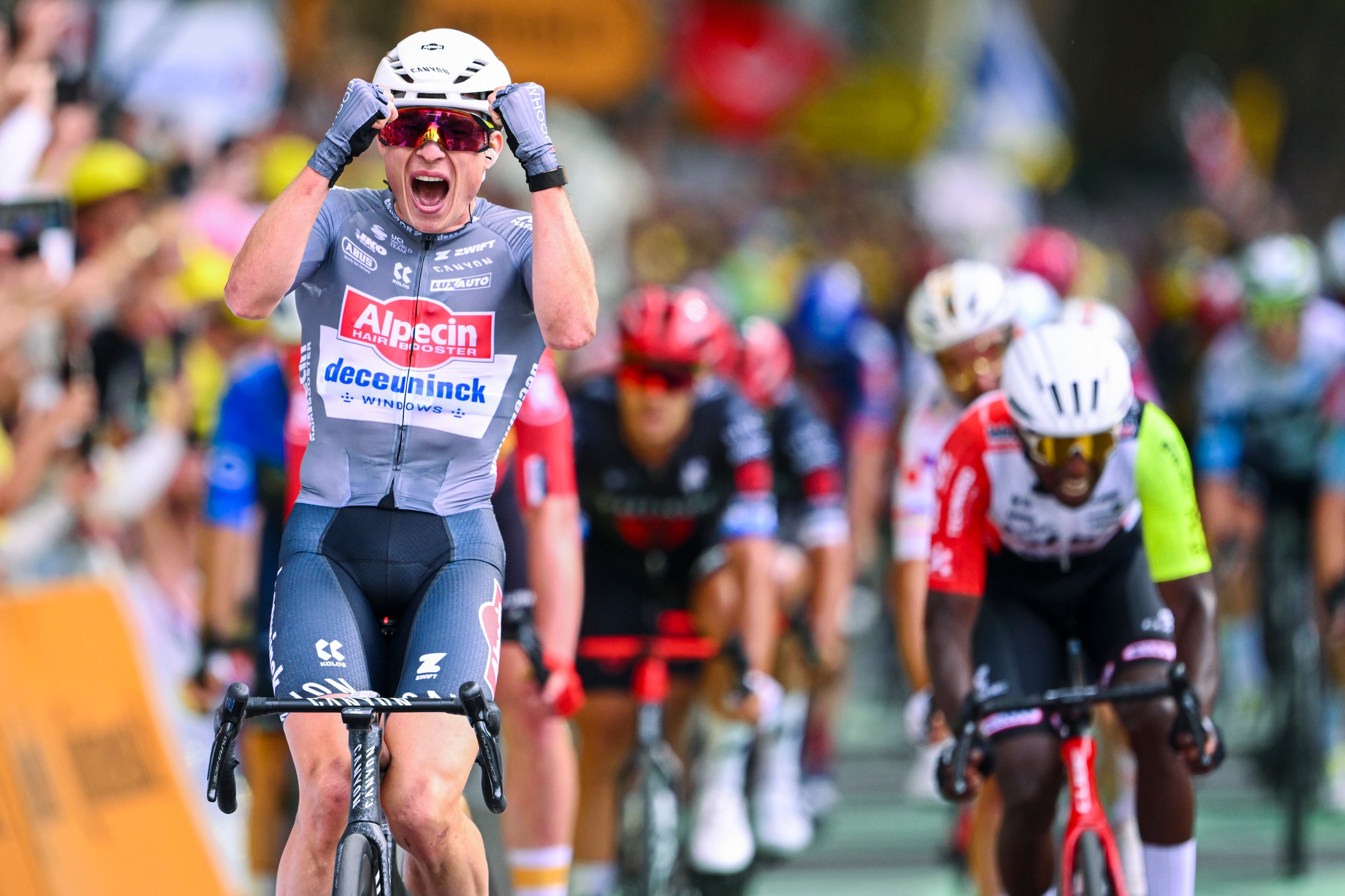 Jasper Philipsen wint openingsrit Tour de France in Rijsel en pakt gele ...