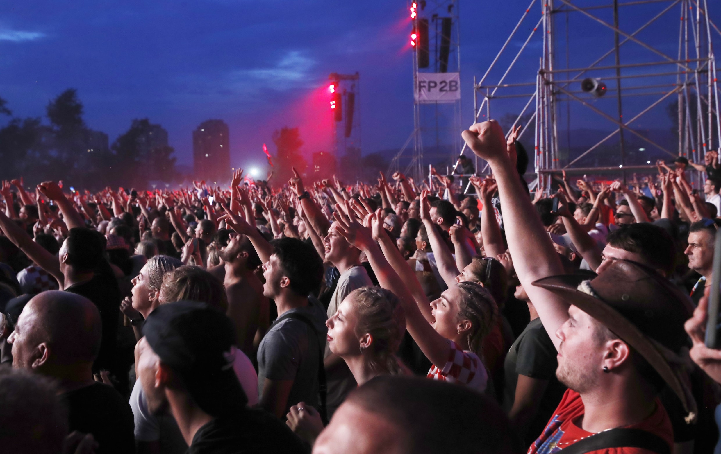 Omstreden concert in Zagreb: publiek zingt fascistische leuze mee ...