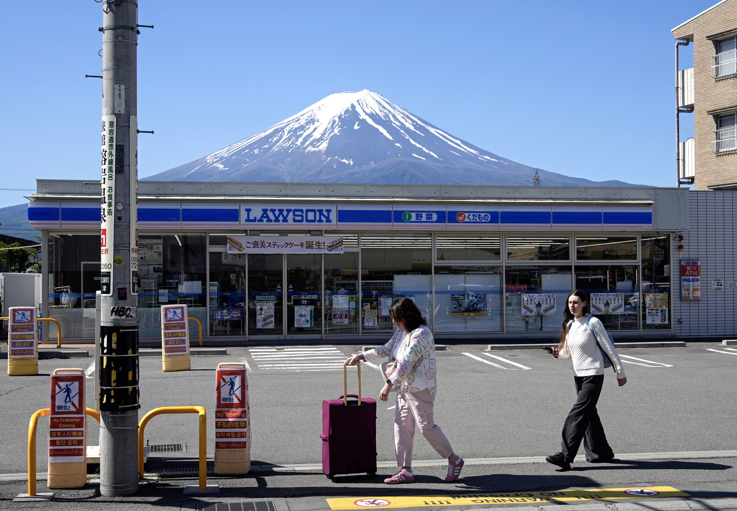 Kamperen naast de Fujiberg? Japanse supermarktketen trekt toeristen met ...