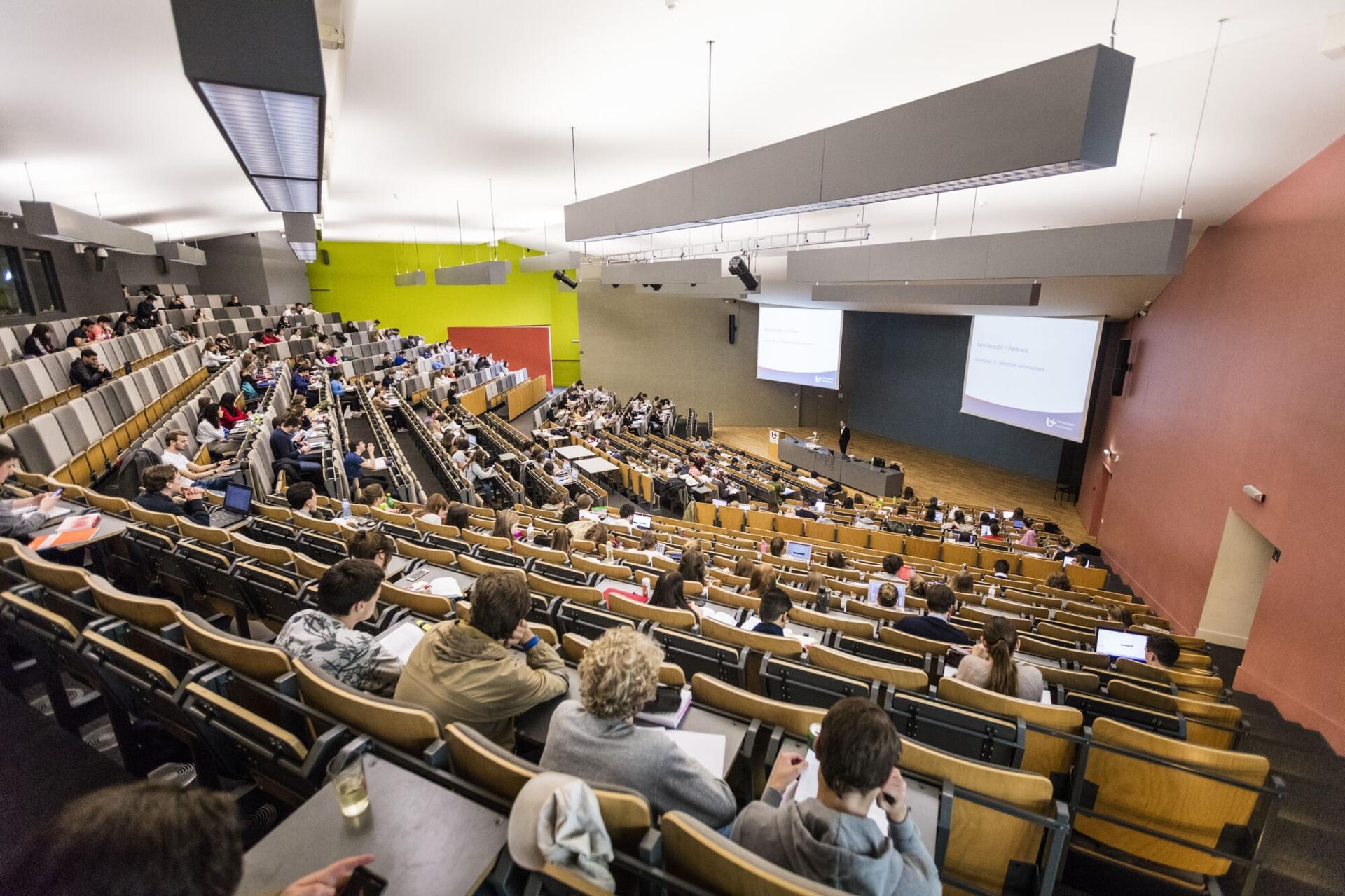 Loonkloof tussen universitairen en anderen verkleint: heeft een ...