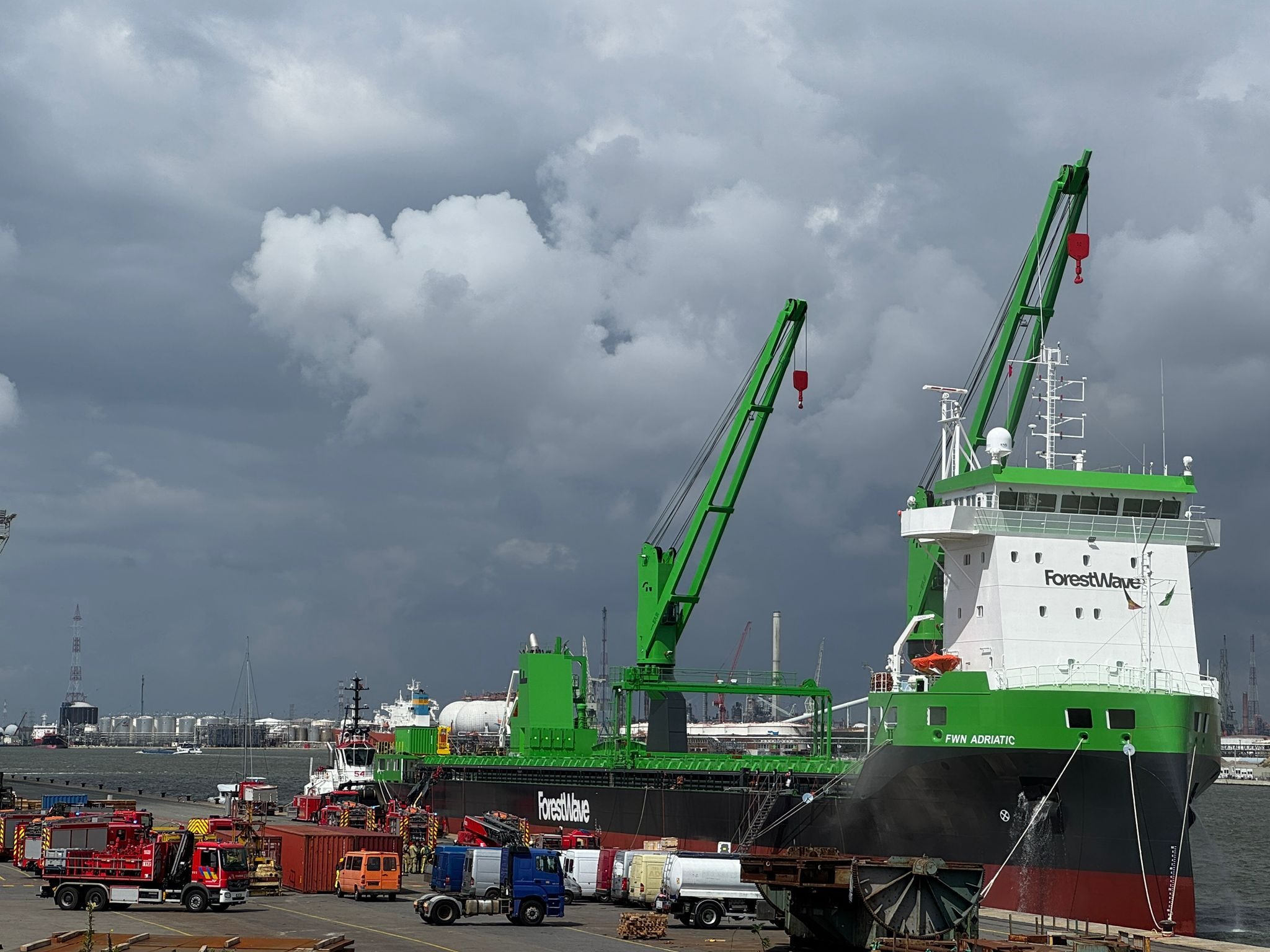 Brand aan boord van vrachtschip met auto’s en gipsplaten in haven van ...