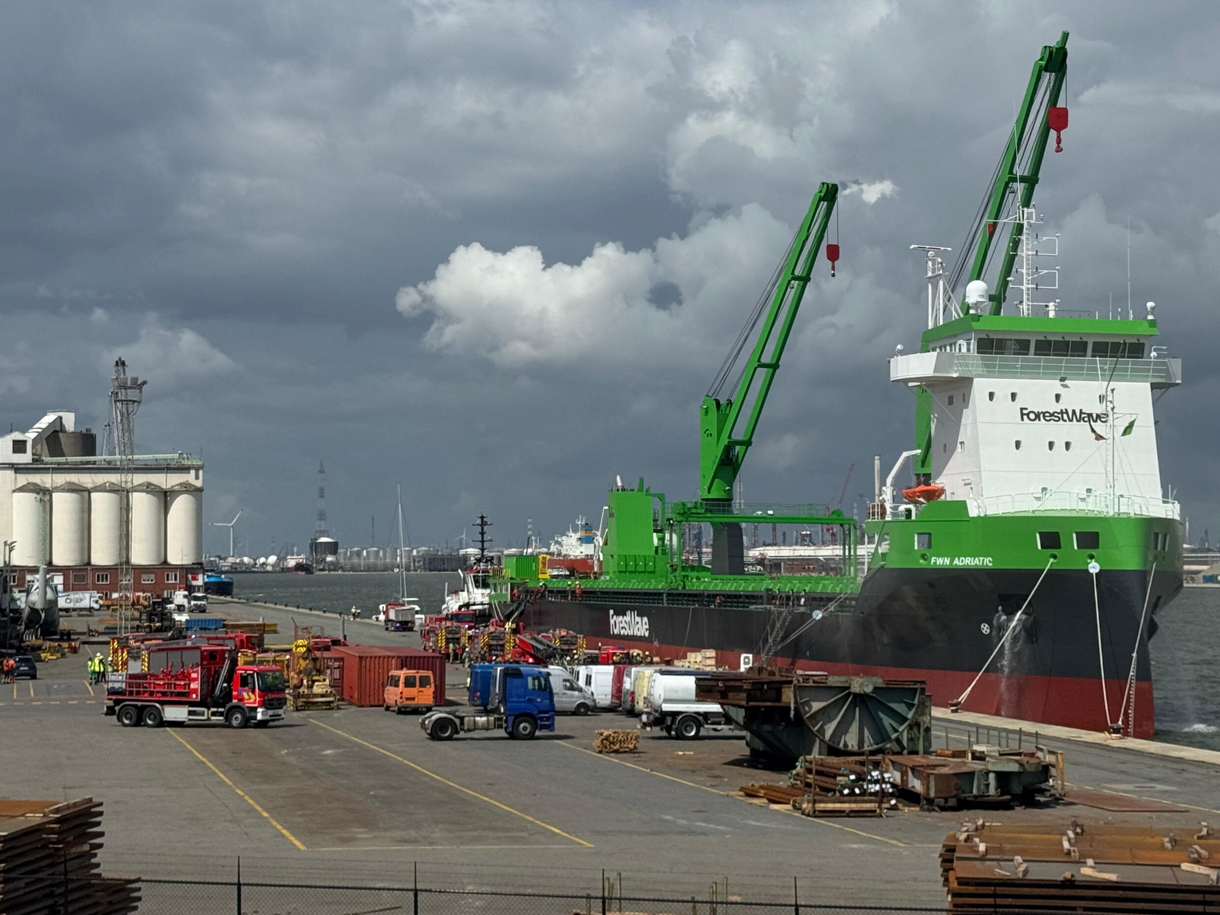 Brand aan boord van vrachtschip met auto’s en gipsplaten in haven van ...