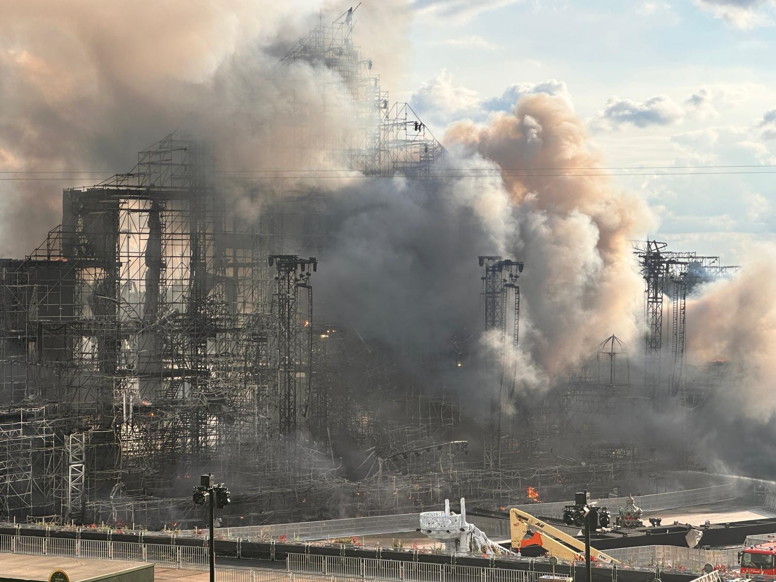 Live - Brand Tomorrowland. Tomorrowland vraagt festivalgangers om drinkwaterpunten voorlopig ...