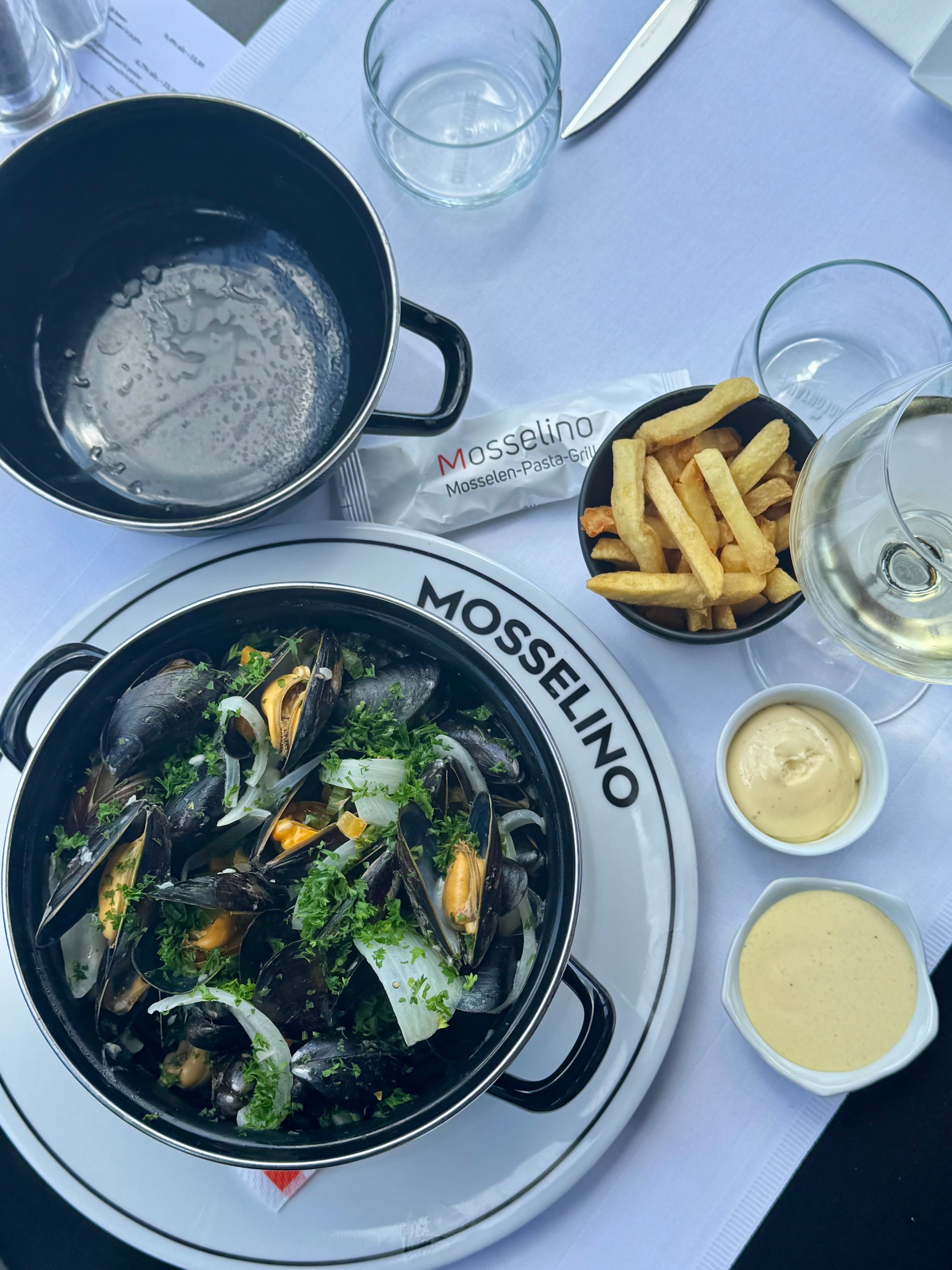 Een pot vol zomer: onze vijftien favoriete adresjes voor mosselen-friet ...