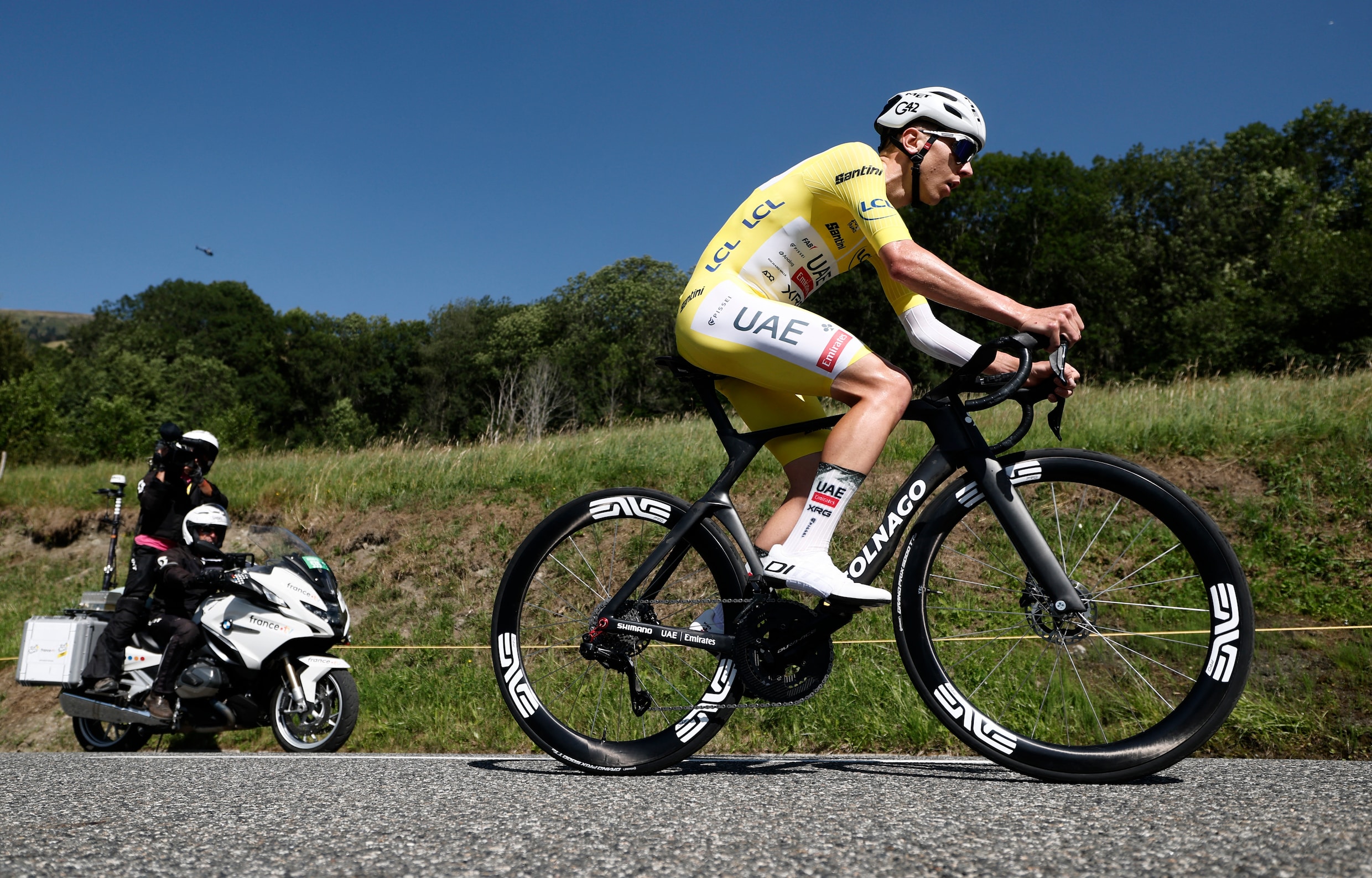 Tadej Pogacar wint klimtijdrit in Tour de France, Remco Evenepoel krijgt dreun: ‘Het was gewoon ...