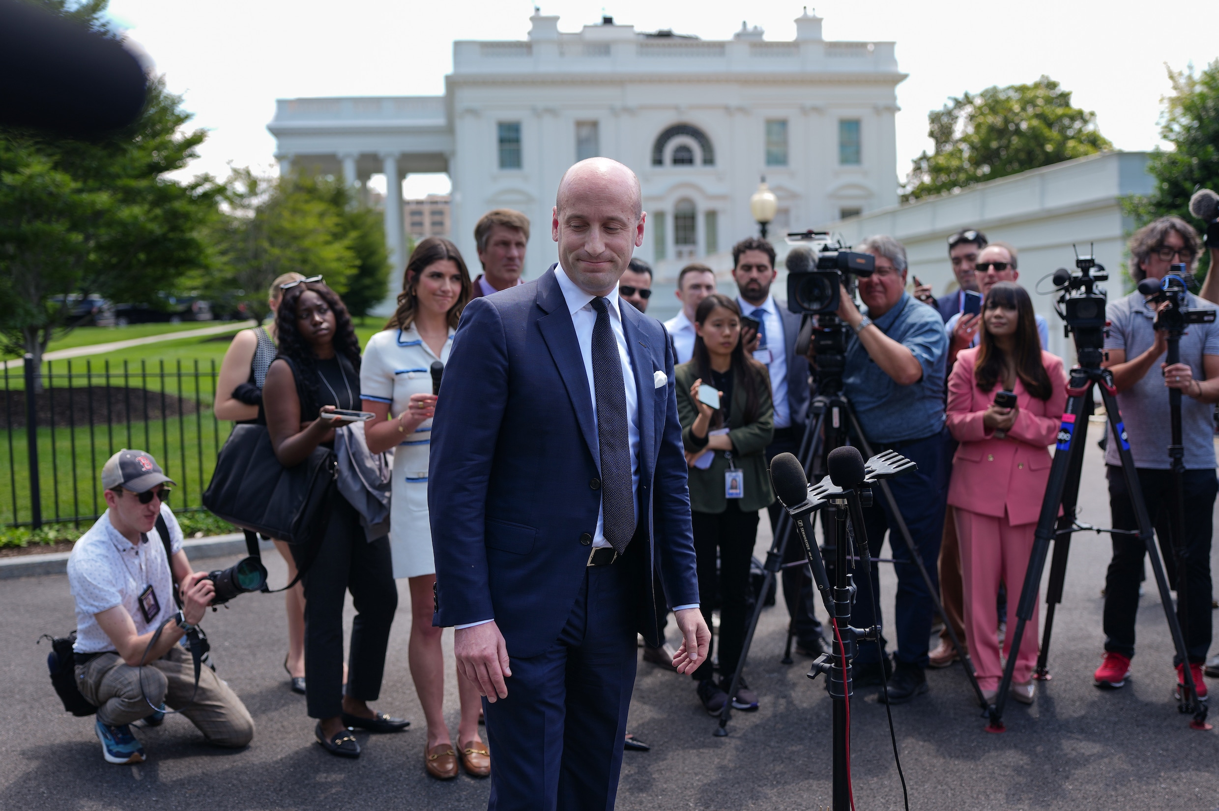 Stapsgewijs bouwt Stephen Miller een Amerikaanse samenleving die steeds ...