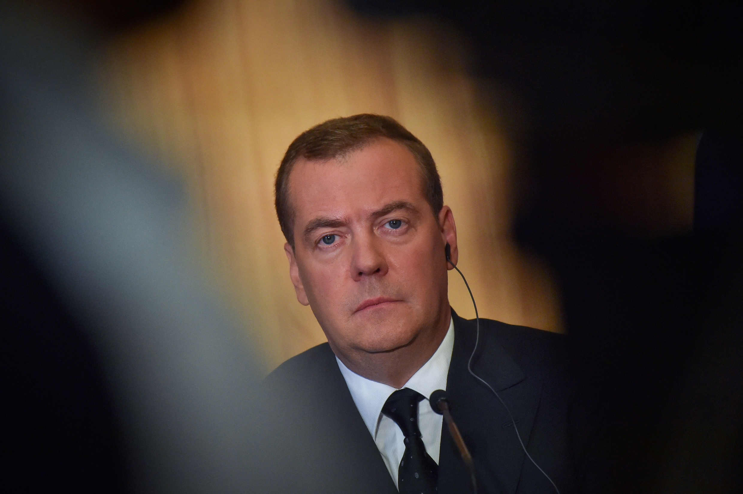 Medvedev, de ‘nano-president’ die Poetin naar voren schoof, speelt ...