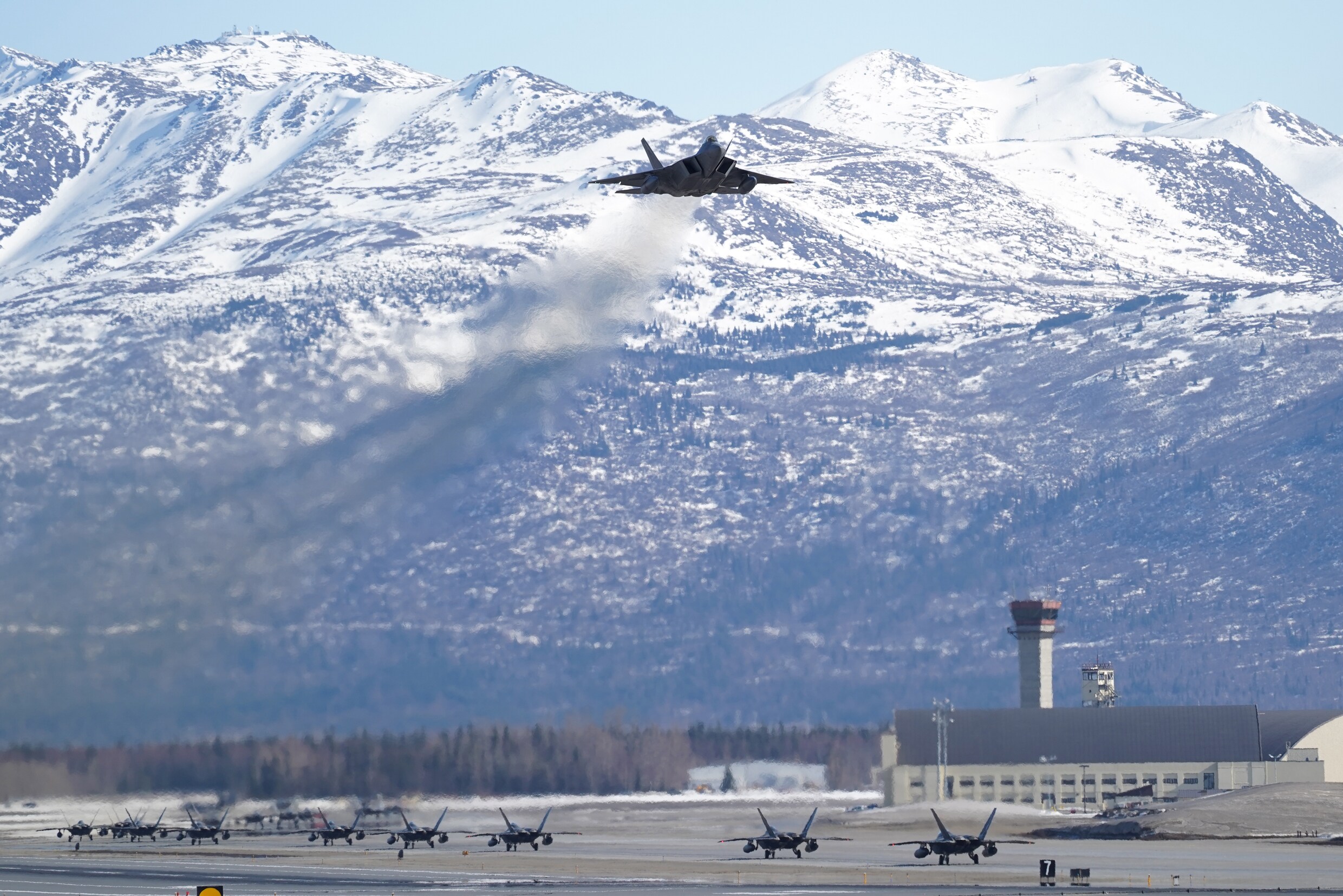 Ontmoeting Trump-Poetin vindt plaats op militaire basis in Alaska ...