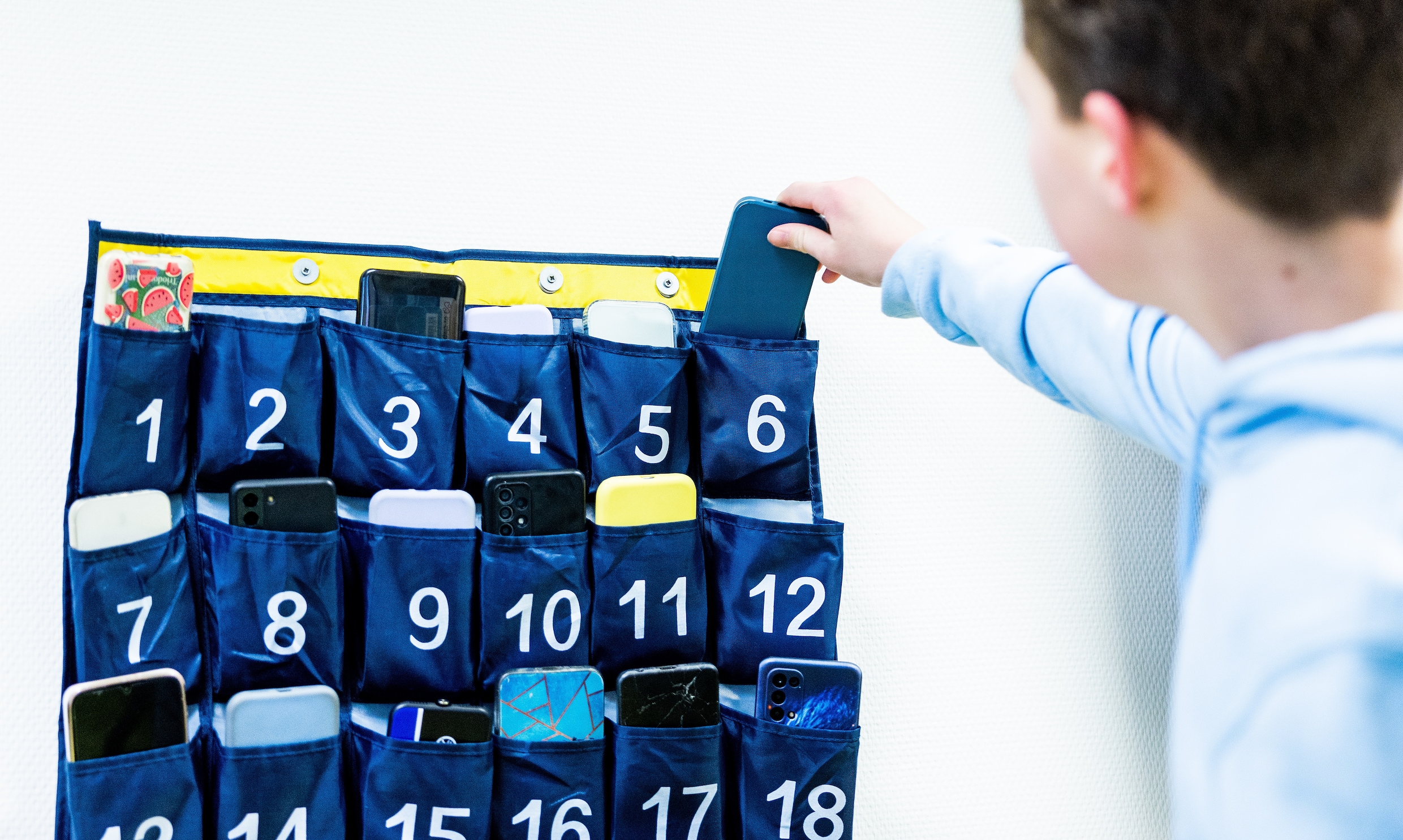 Haal de telefoon uit de klas: het lijkt simpel, maar het echte probleem ...