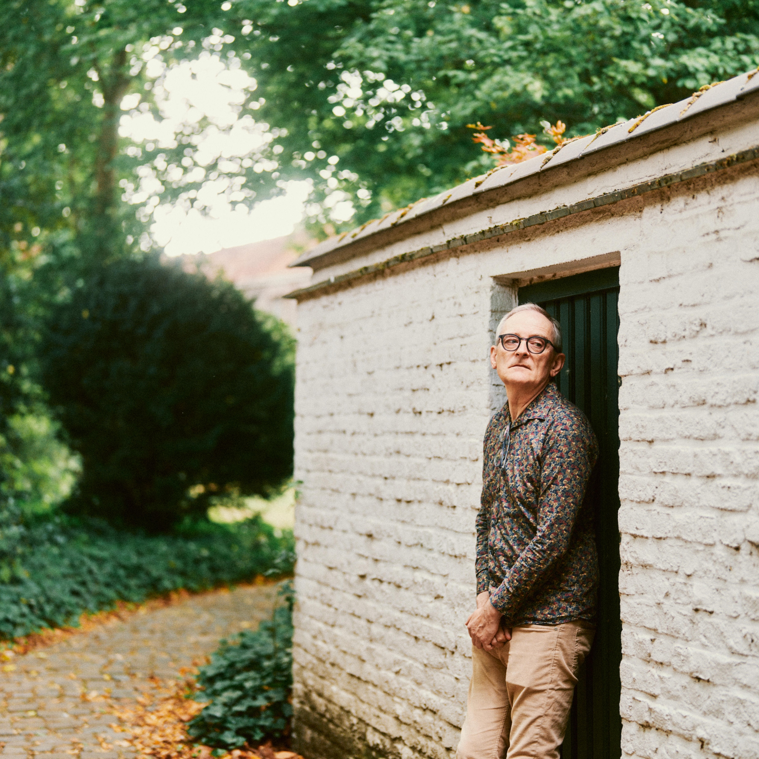 Erwin Mortier spaart niets of niemand in ‘Vlaamse vergezichten’, ook ...