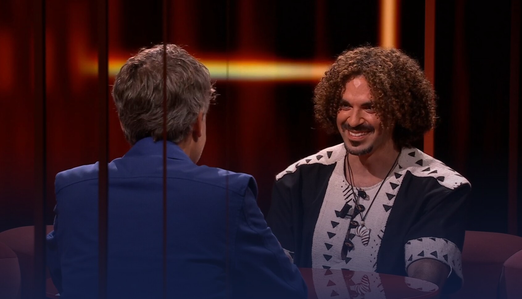 Adil El Arbi slalomde in ‘Alleen Elvis blijft bestaan’ charismatisch ...
