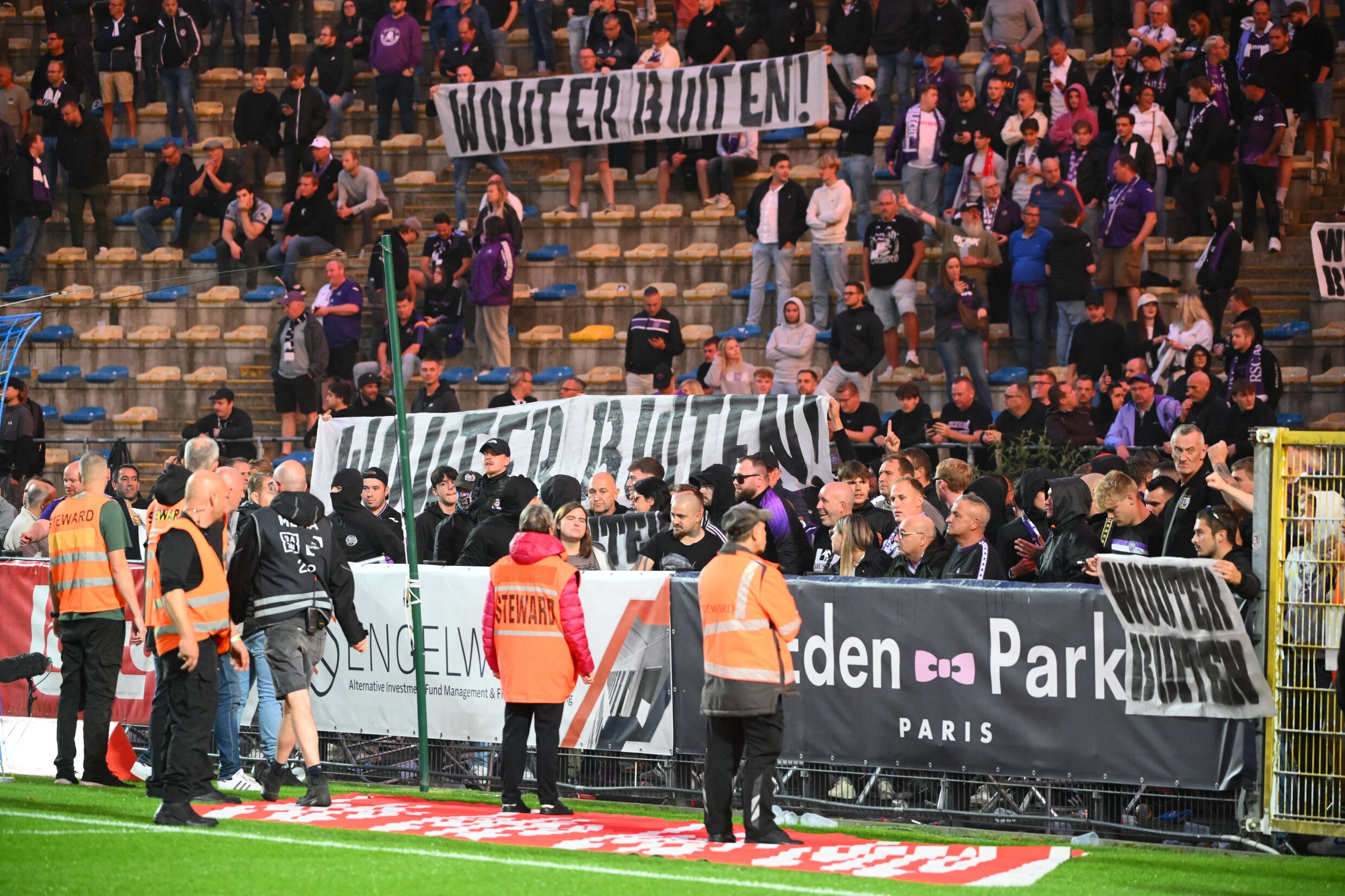 Crisis is compleet bij Anderlecht na nederlaag in Brusselse derby bij ...