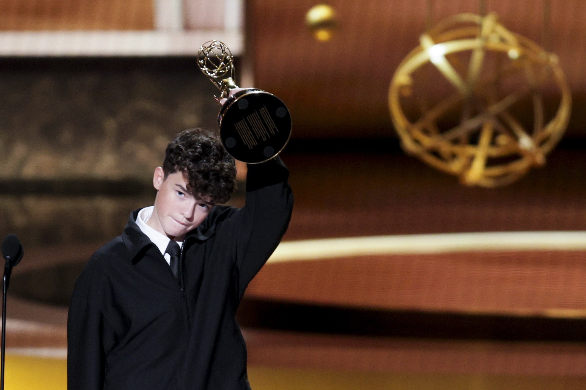 ‘Adolescence’-ster Owen Cooper (15) jongste mannelijke Emmy-winnaar ...