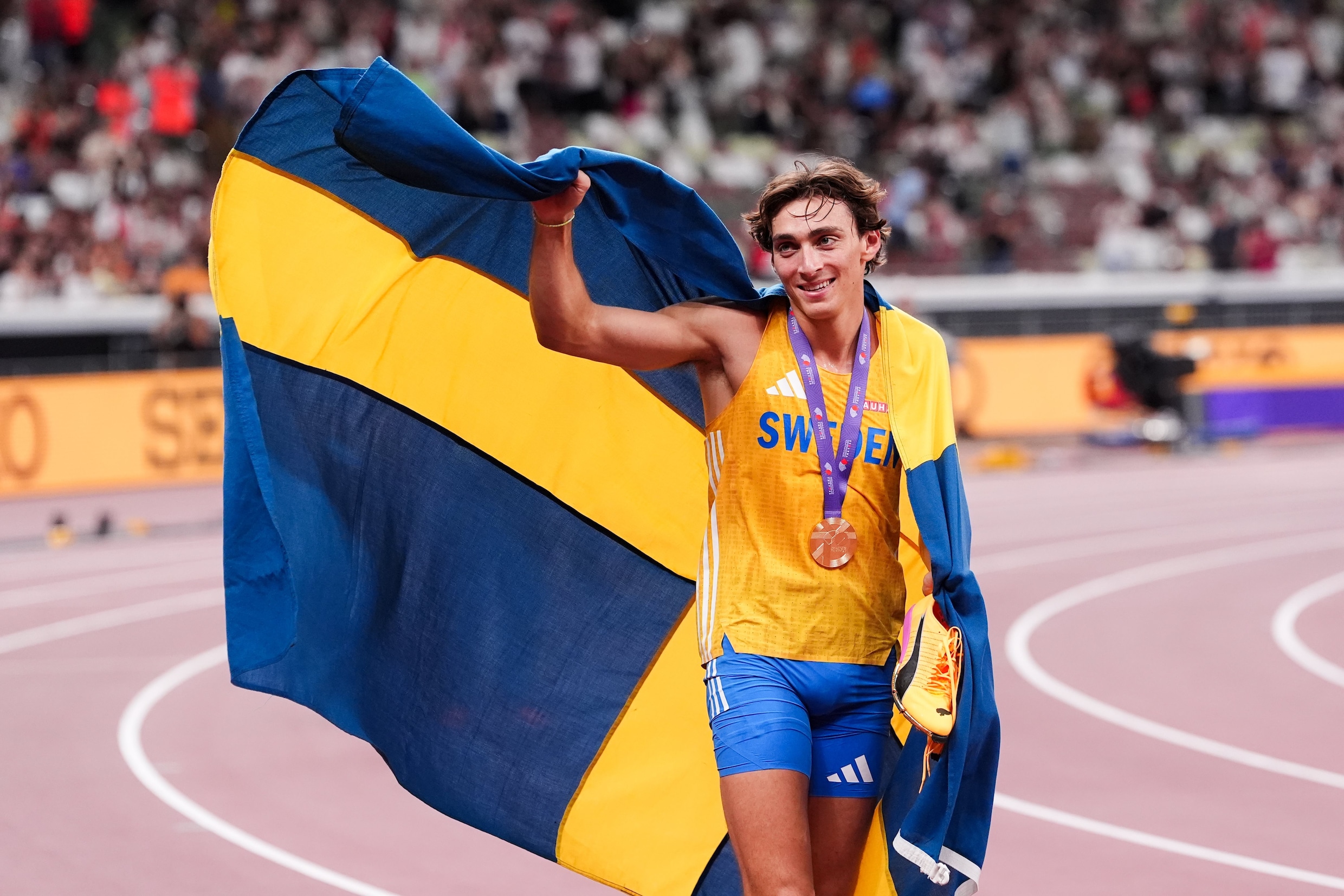 Mondo Duplantis verbetert voor de vierde keer dit jaar het wereldrecord ...