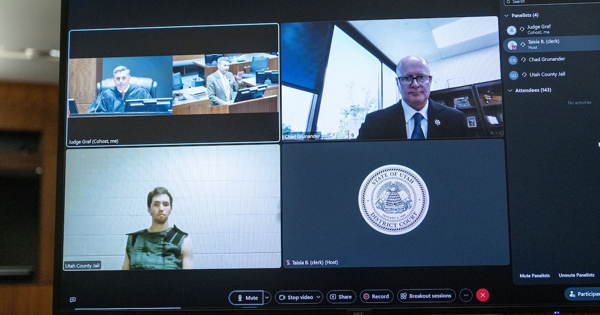 ‘Je maakt een grapje, toch?’: sms’en tussen Tyler Robinson en partner ...