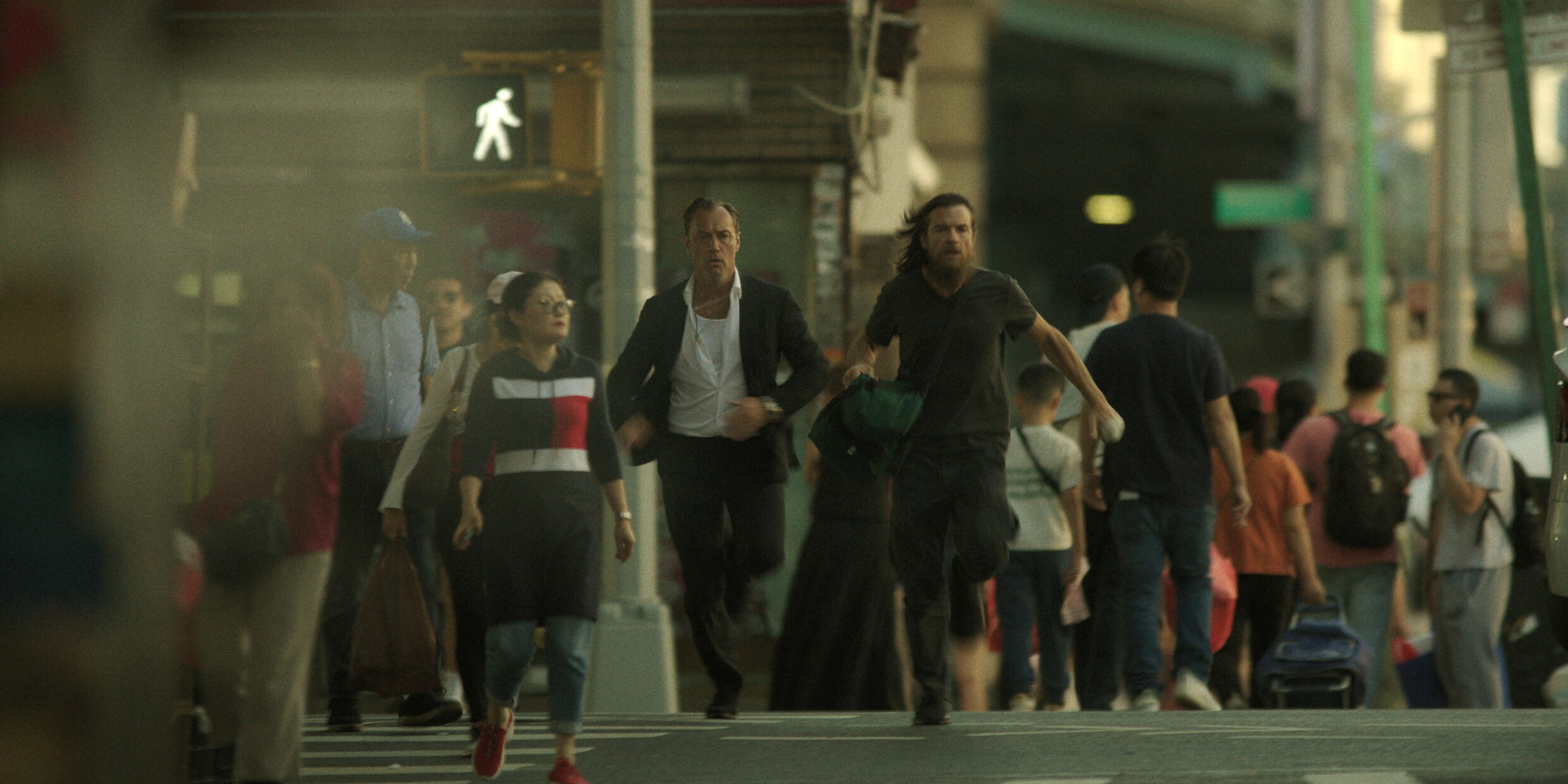 De acteurs redden de meubelen in ‘Black Rabbit’ | De Morgen