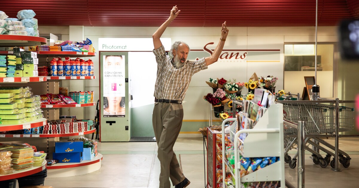 Basil Fawlty in de buurtsuper: Herwig Ilegems schittert als gangmaker Ivo in ‘Kassa kassa’ | De ...