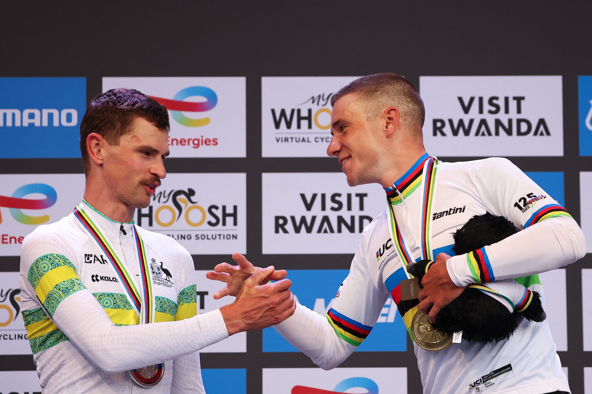 ‘Hij bundelt de triggers in stilte, kruipt in zijn cocon en... slaat dan toe.’ Intimi schetsen ...