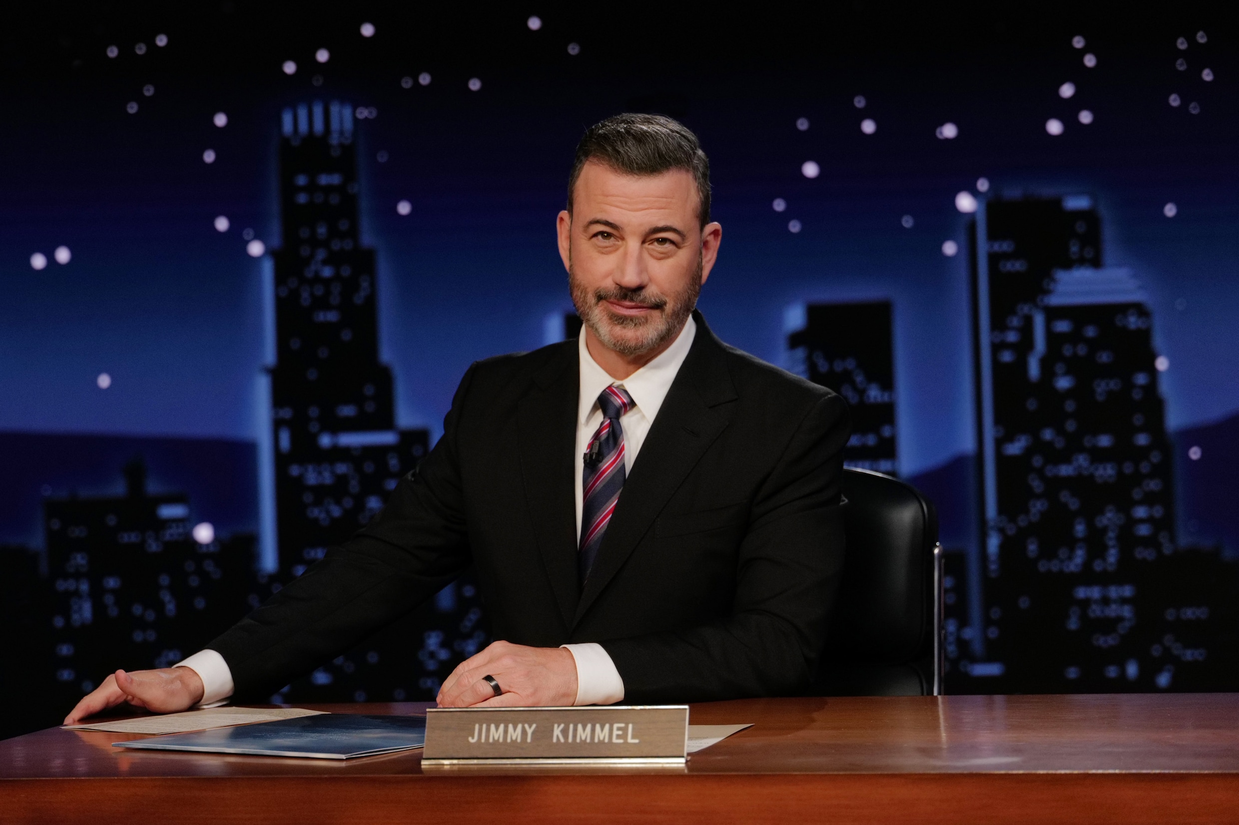 Opvallende momenten uit de comeback van Jimmy Kimmel: een krop in de keel, een sneer naar Trump ...