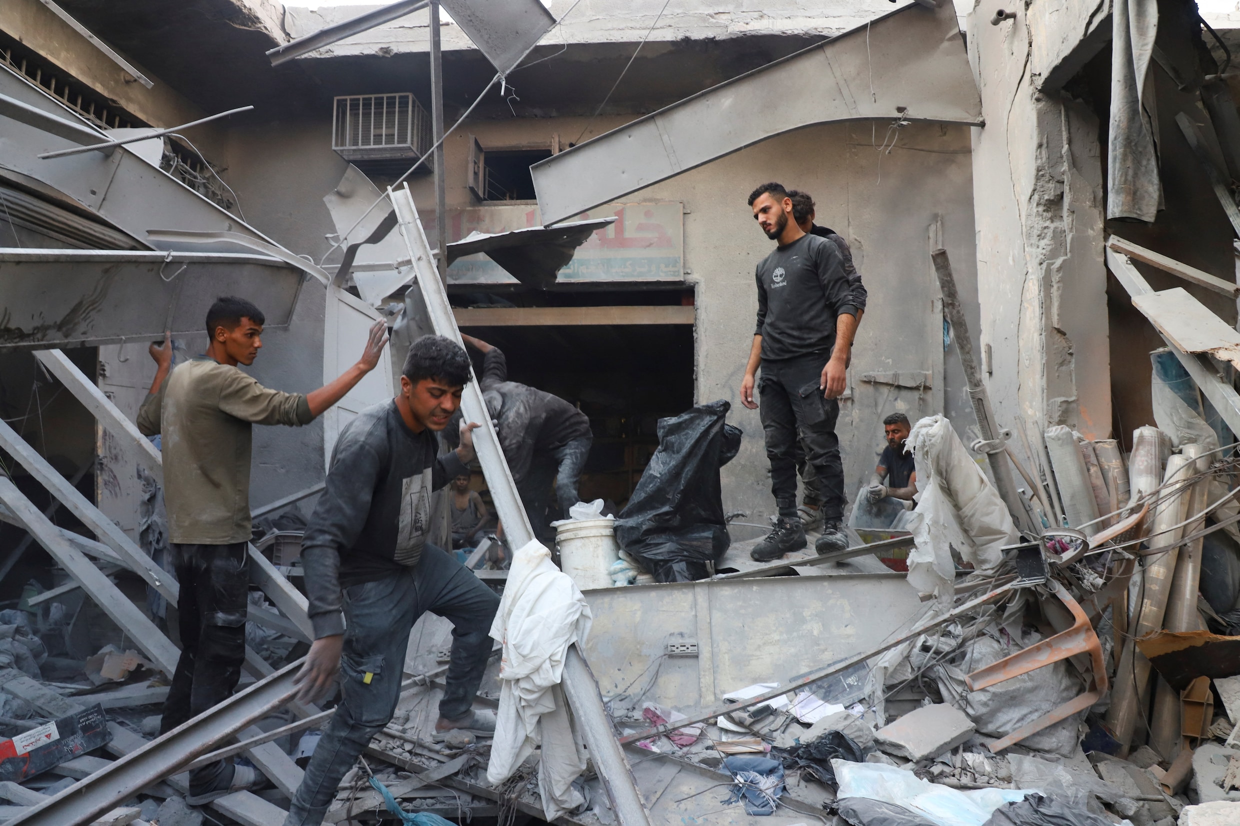 Live - Vijftien doden na Israëlische aanvallen in Gaza • Activisten ...