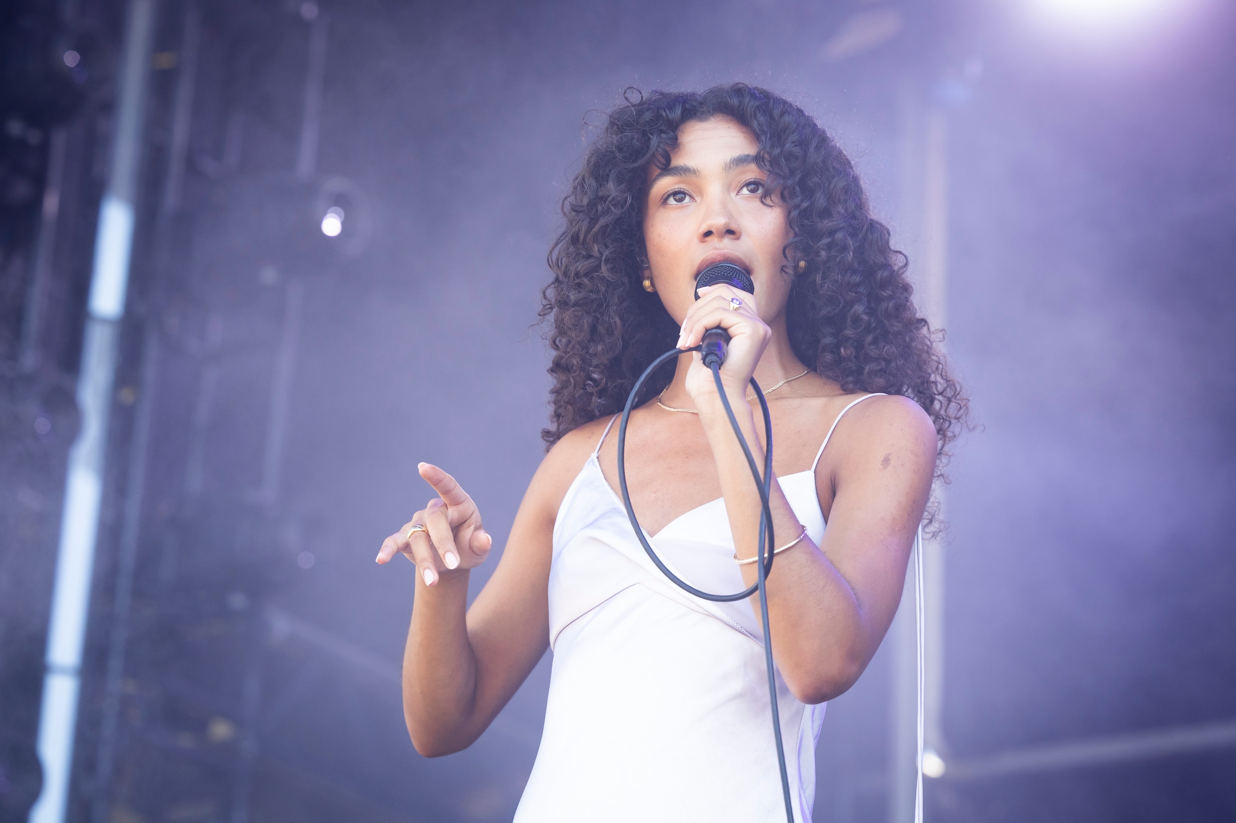 Wie is Olivia Dean, de soulpopsensatie achter ‘Man I Need’ en amuse van Sabrina Carpenter? | De ...