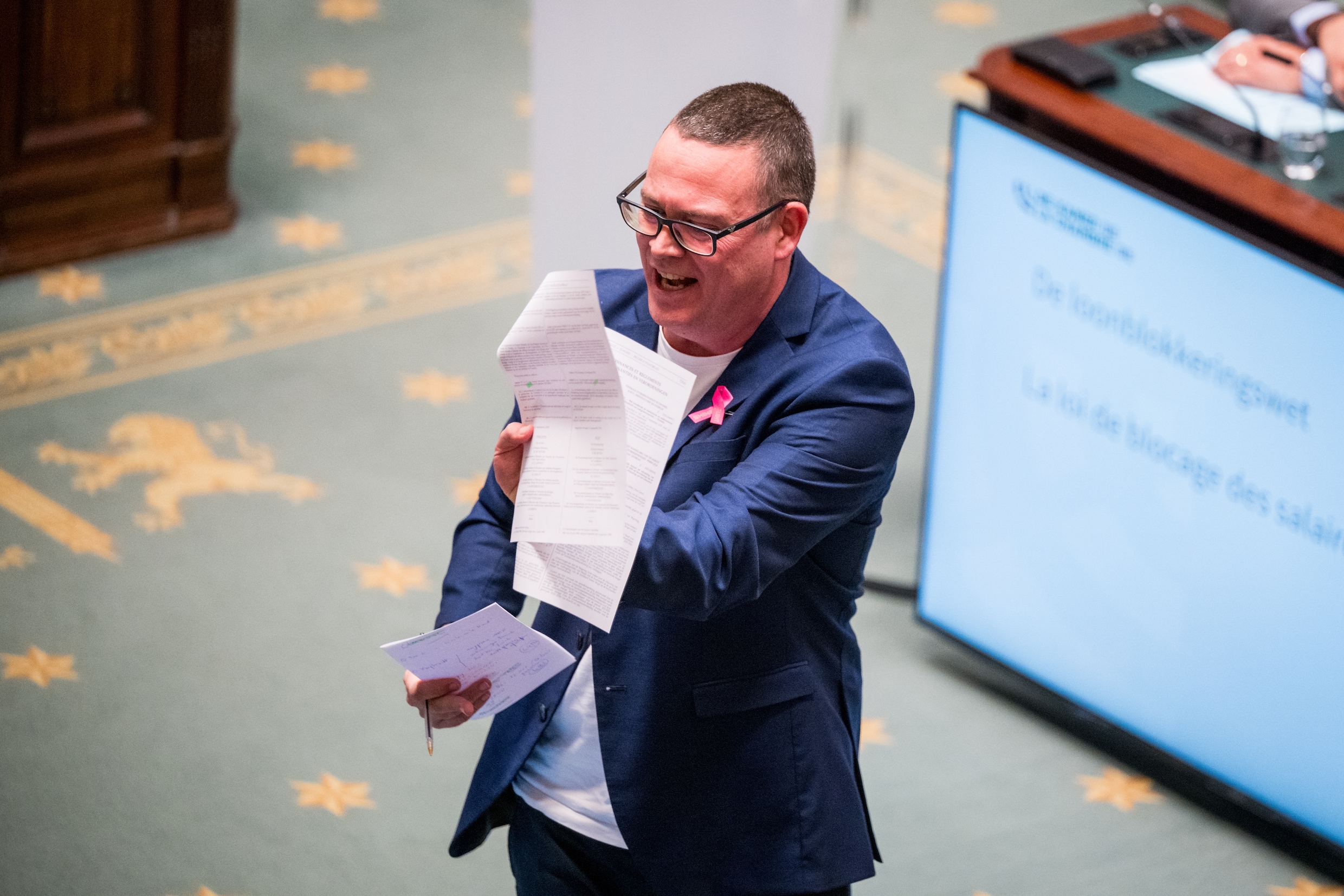 Open Vld snuffelt aan kiesdrempel, Vlaams Belang opnieuw grootste partij | De Morgen