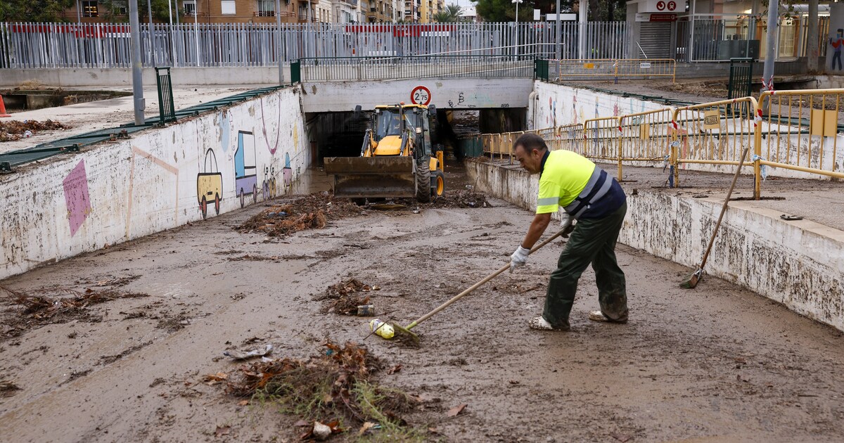 Code rood voor hevige regen in Valencia: ‘De straten zijn rivieren ...