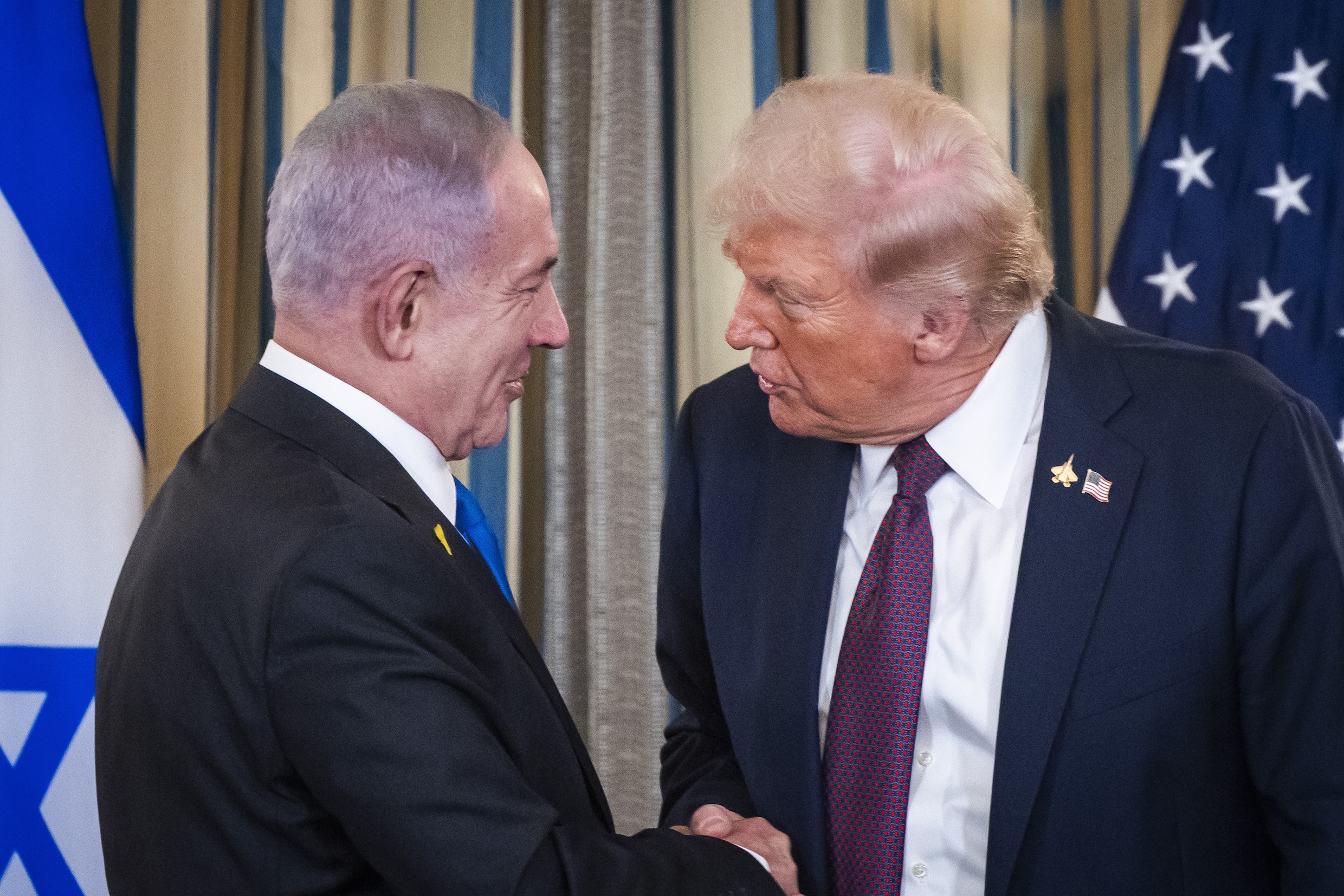 Grof geld, vastgoed en wapens: zo won Trump acht moslimlanden voor zich ...