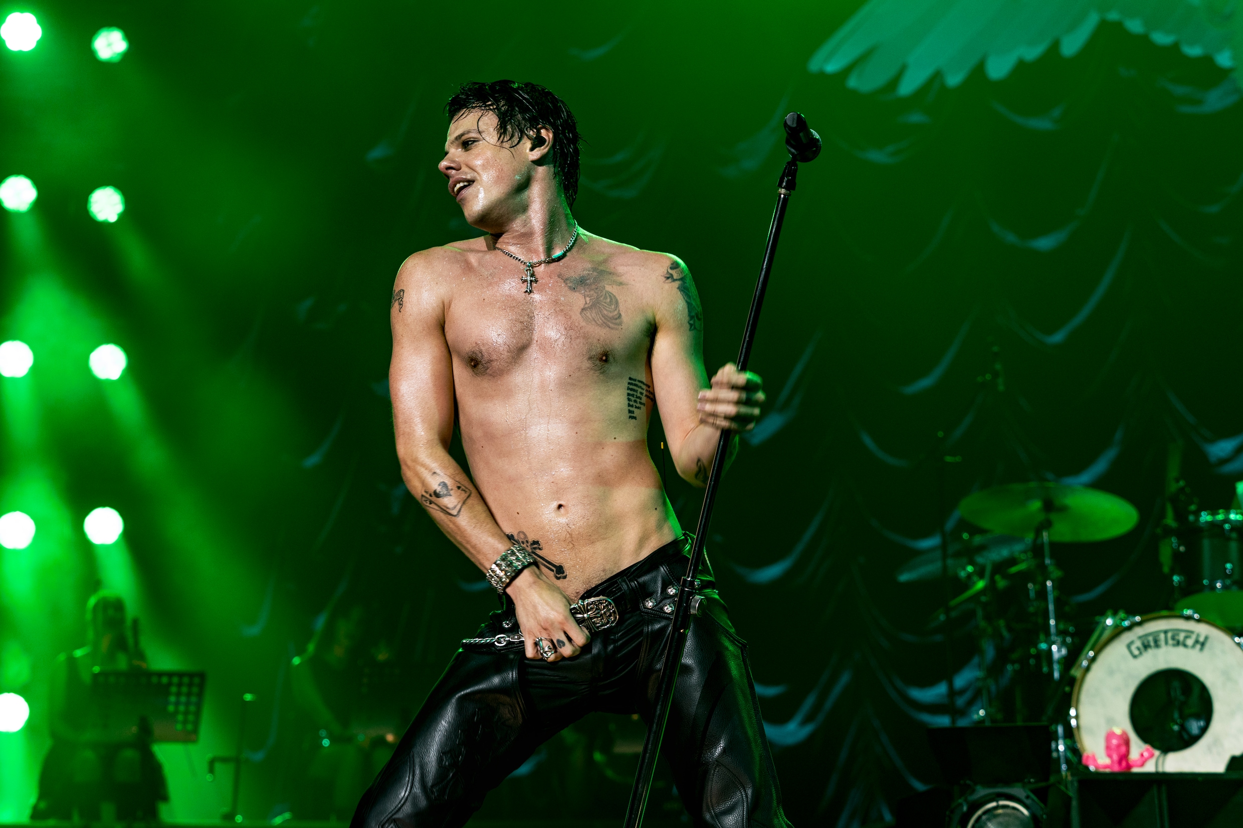 Yungblud in Vorst Nationaal: een magnetische performer, een oerkracht ...