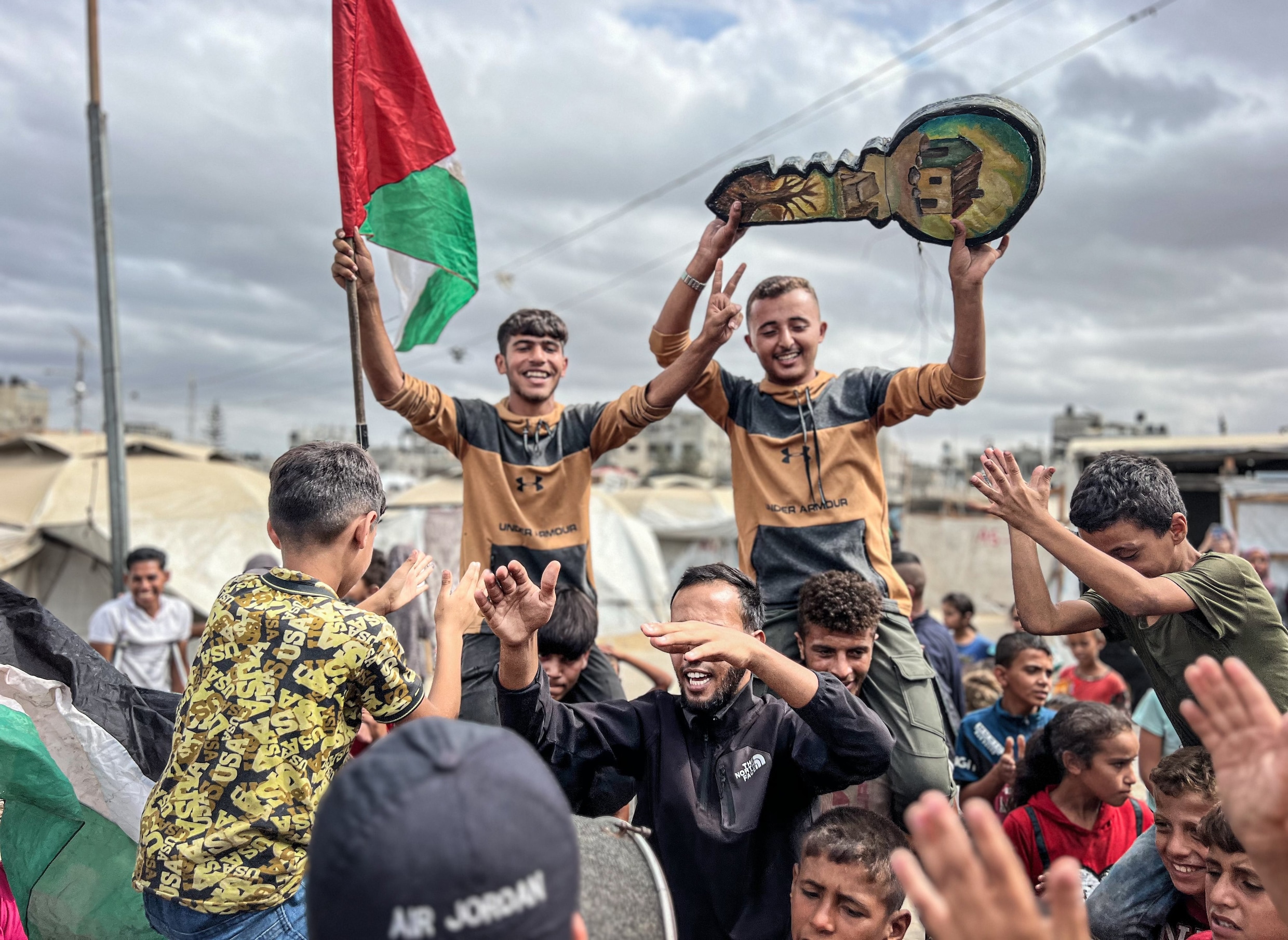 Palestijnen in verwoest Gaza reageren opgelucht maar blijven op hun ...