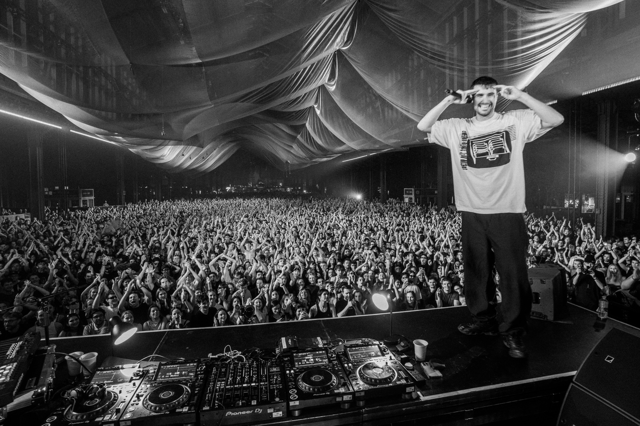 Fred again.. in Brussel: niet elke dag bouwt een wereldster een feestje ...