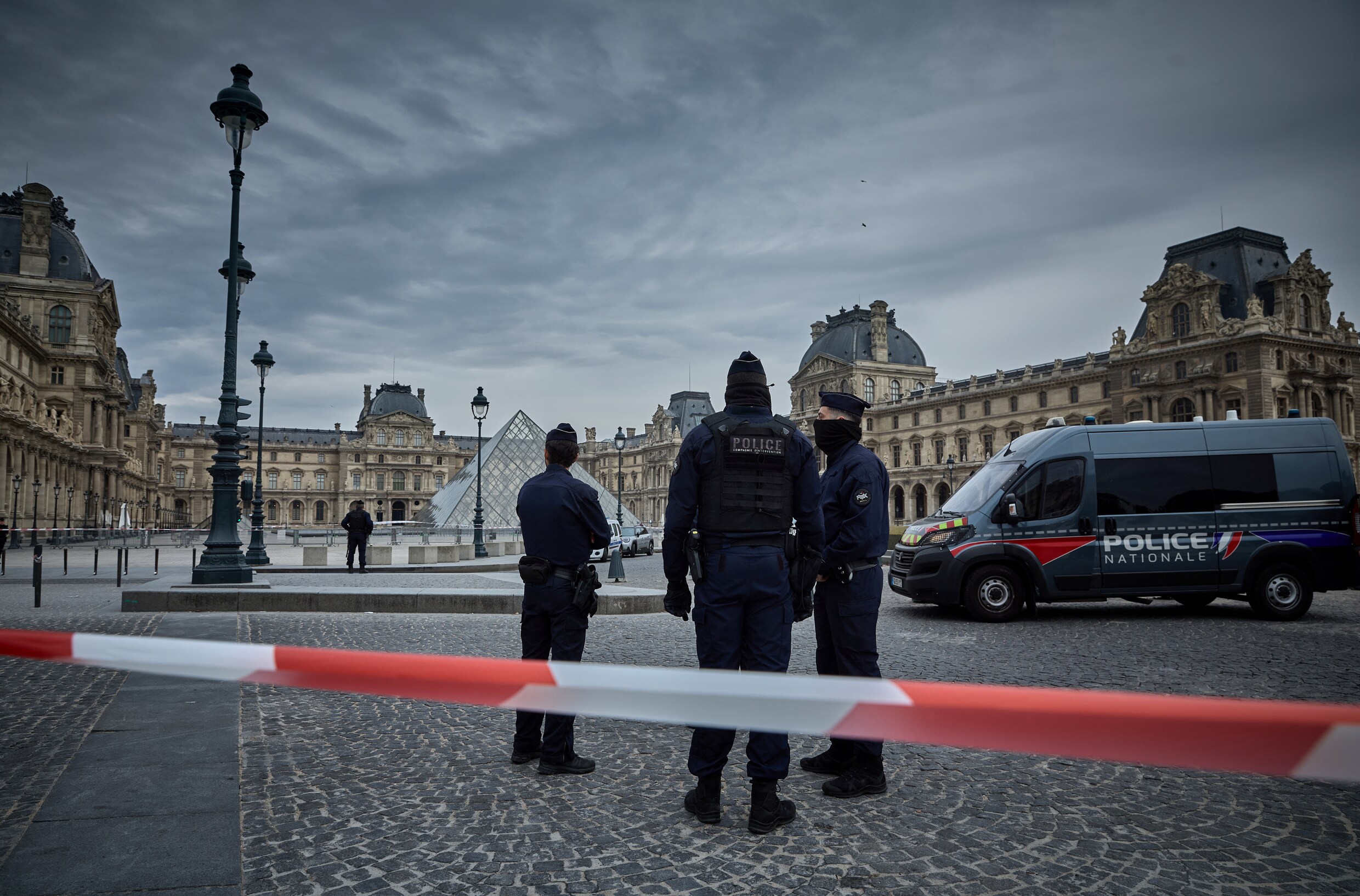 Louvre in Parijs gesloten na roof op klaarlichte dag: ‘Dieven stalen ...