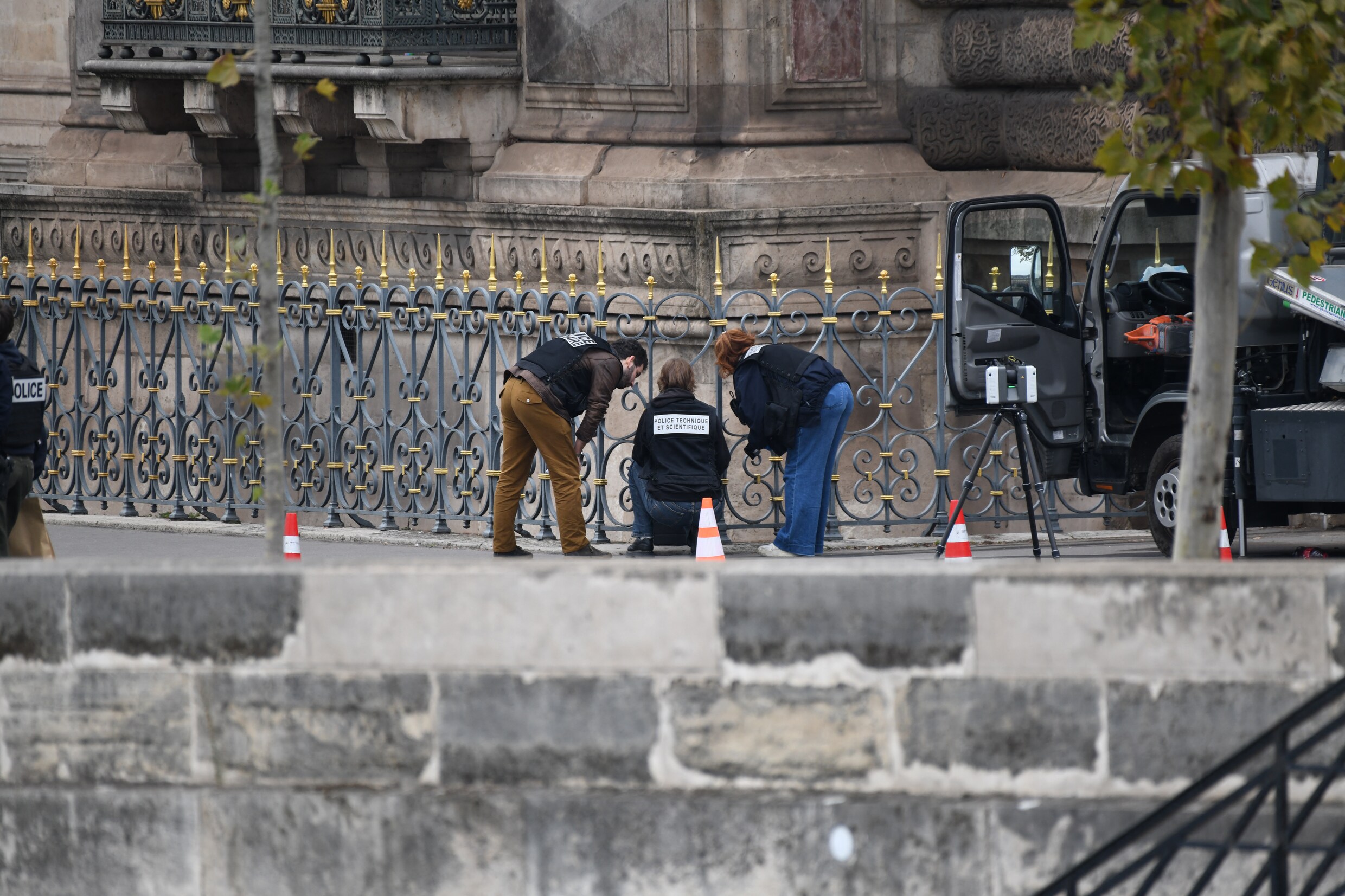 Daders kunstroof Louvre nog op vrije voeten, Macron: ‘We brengen hen ...