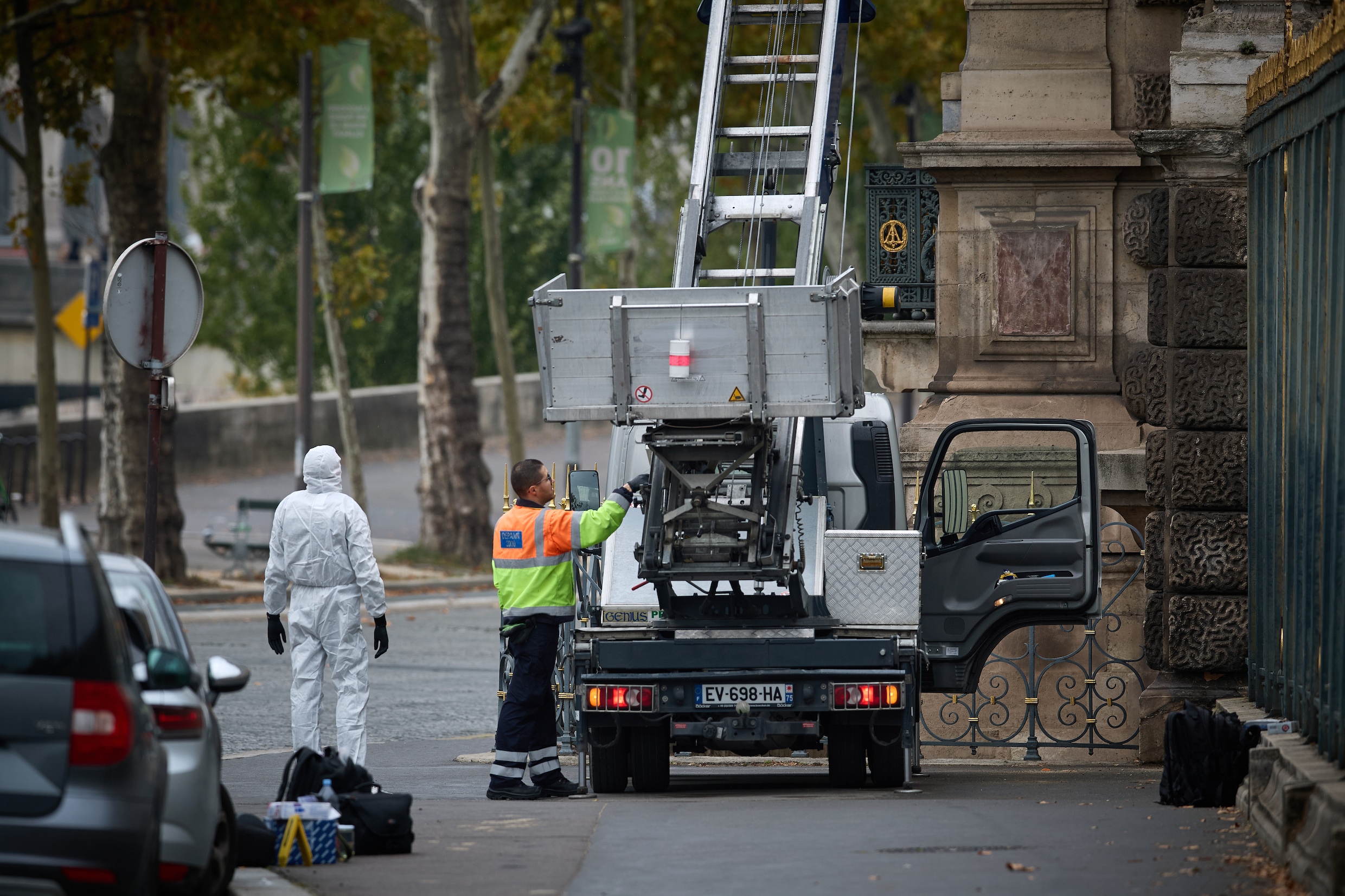 Daders kunstroof Louvre nog op vrije voeten, Macron: ‘We brengen hen ...