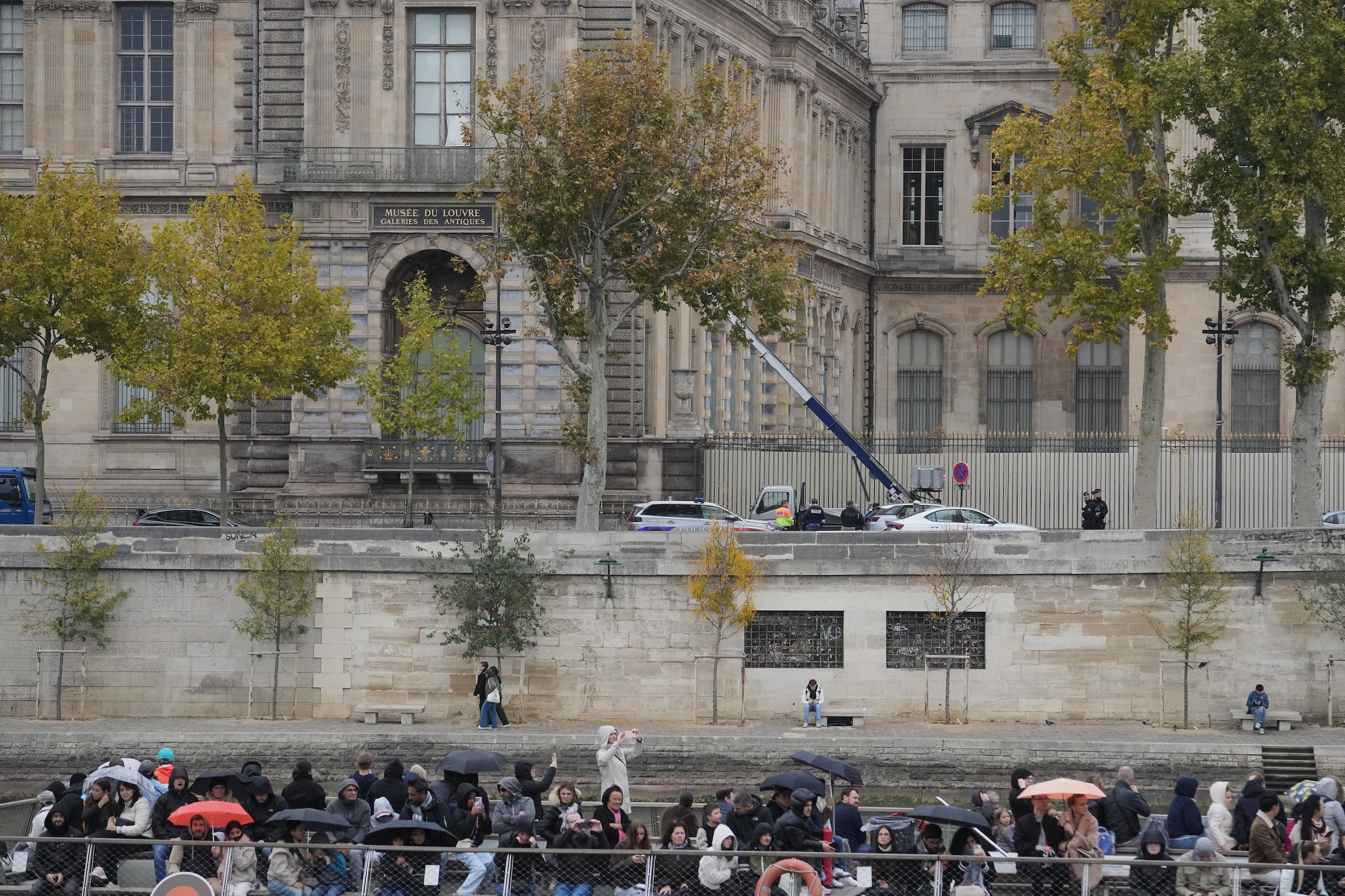Daders kunstroof Louvre nog op vrije voeten, Macron: ‘We brengen hen ...