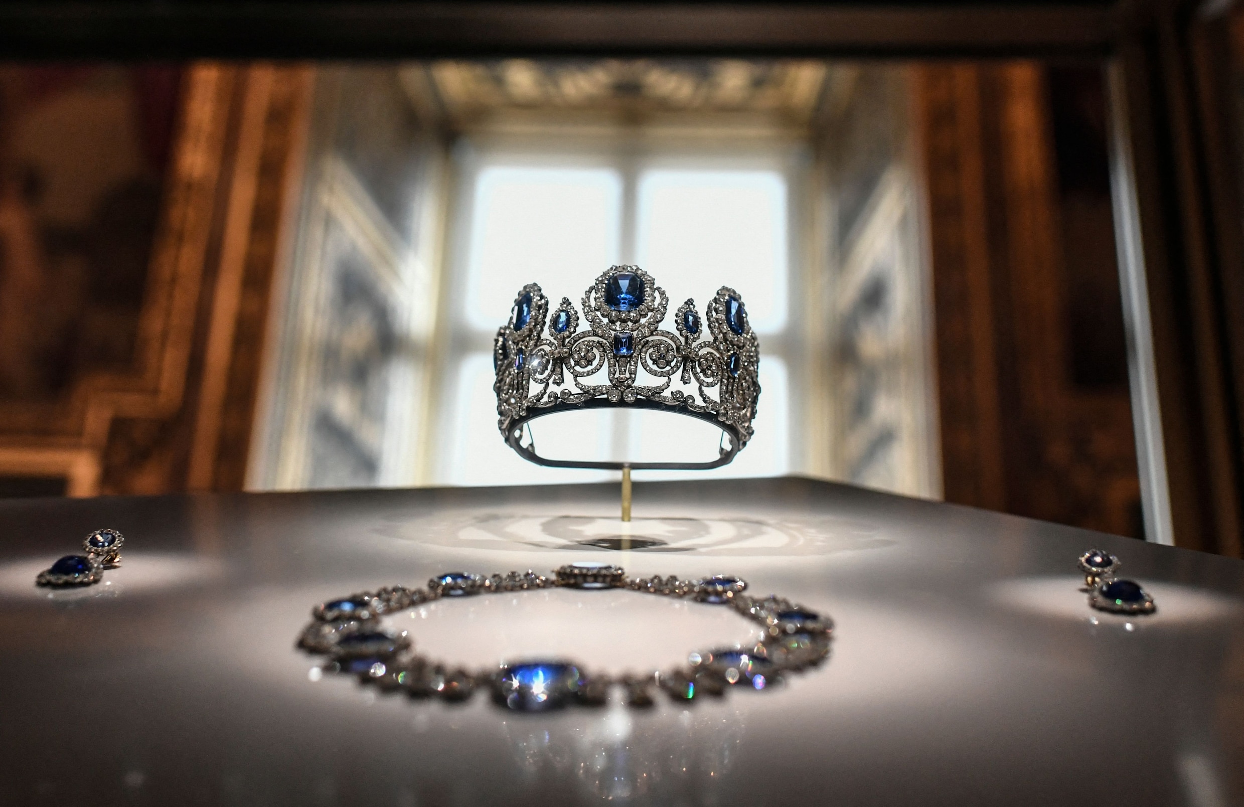 Saffieren tiara, smaragden collier en diamanten strikbroche: dit zijn ...