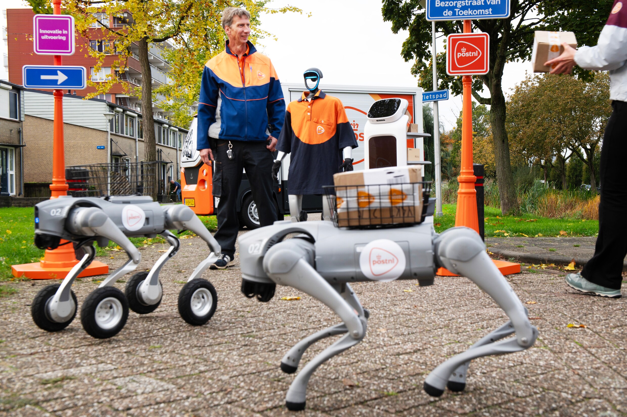 Straks ook bij ons? PostNL test robothond voor levering pakjes | De Morgen